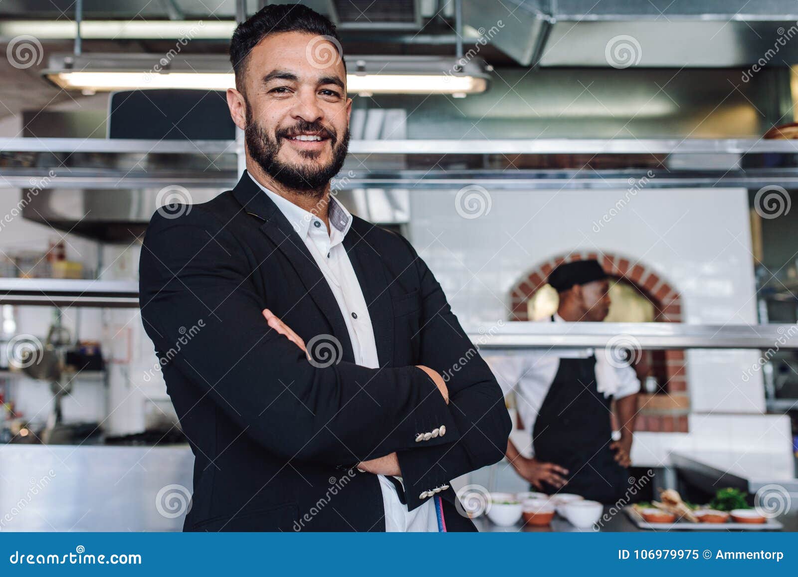 Jeune Homme D'affaires Se Tenant Dans Son Restaurant Image stock ... Jeune Homme D'affaires Se Tenant Dans Son Restaurant Image stock ...