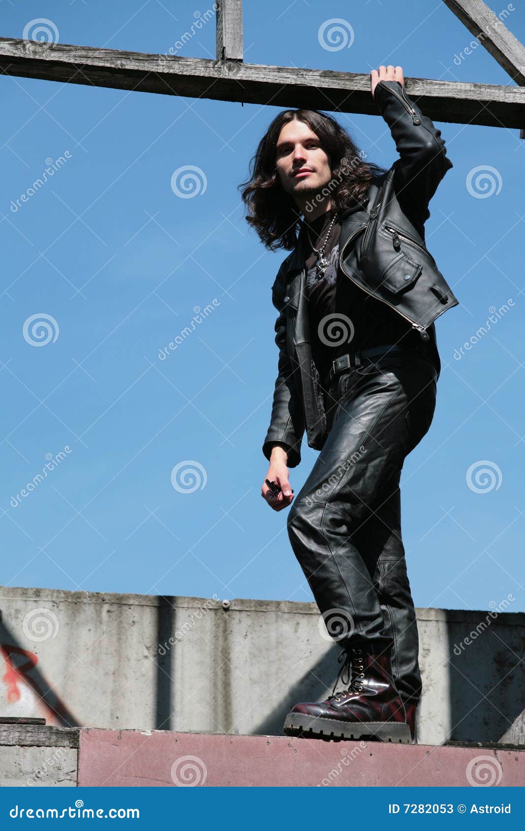 Jeune Homme Dans Le Type Gothique Image stock - Image du wooden ...