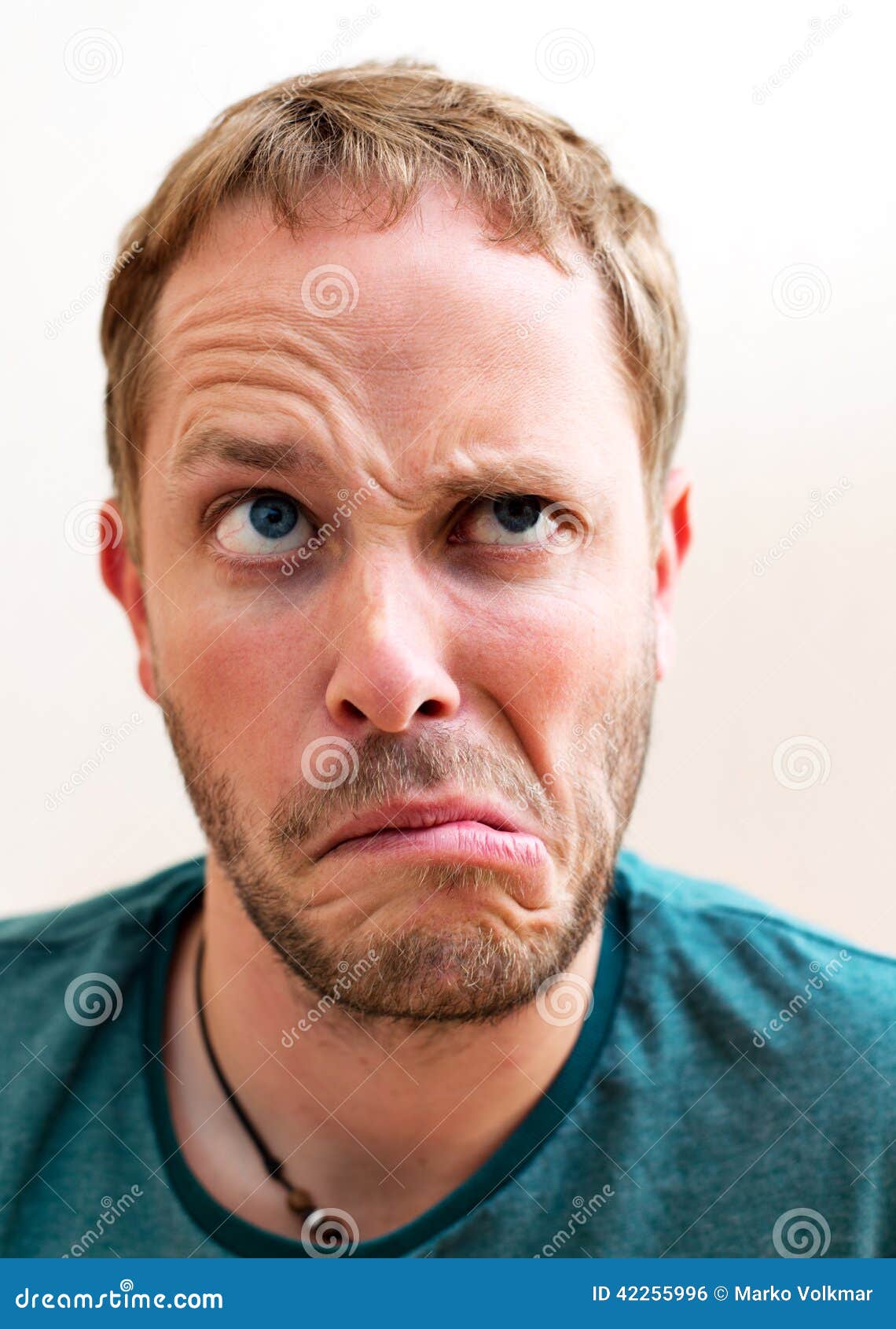 Jeune Homme Faisant La Grimace Photo stock - Image du grimace, étirage ...