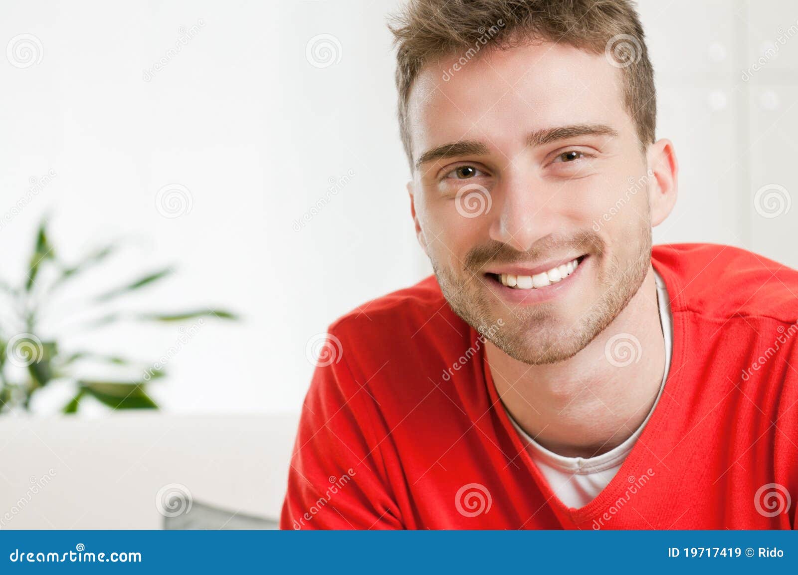 Jeune homme heureux image stock. Image du contenu, frais - 19717419