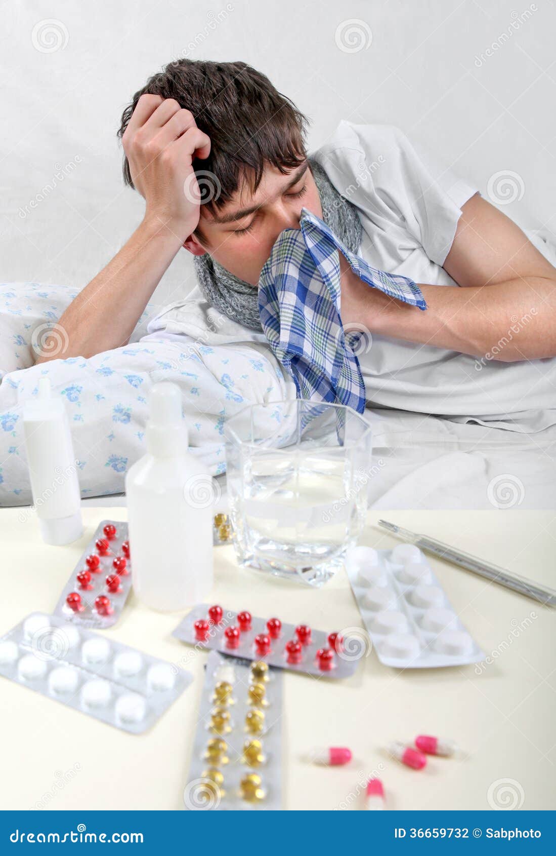 Jeune homme malade photo stock. Image du visage, médecine - 36659732