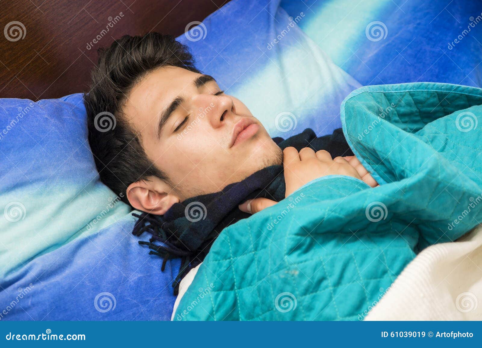 Jeune Homme Malade Ou Souffrant Dans Le Lit Image stock - Image du ...