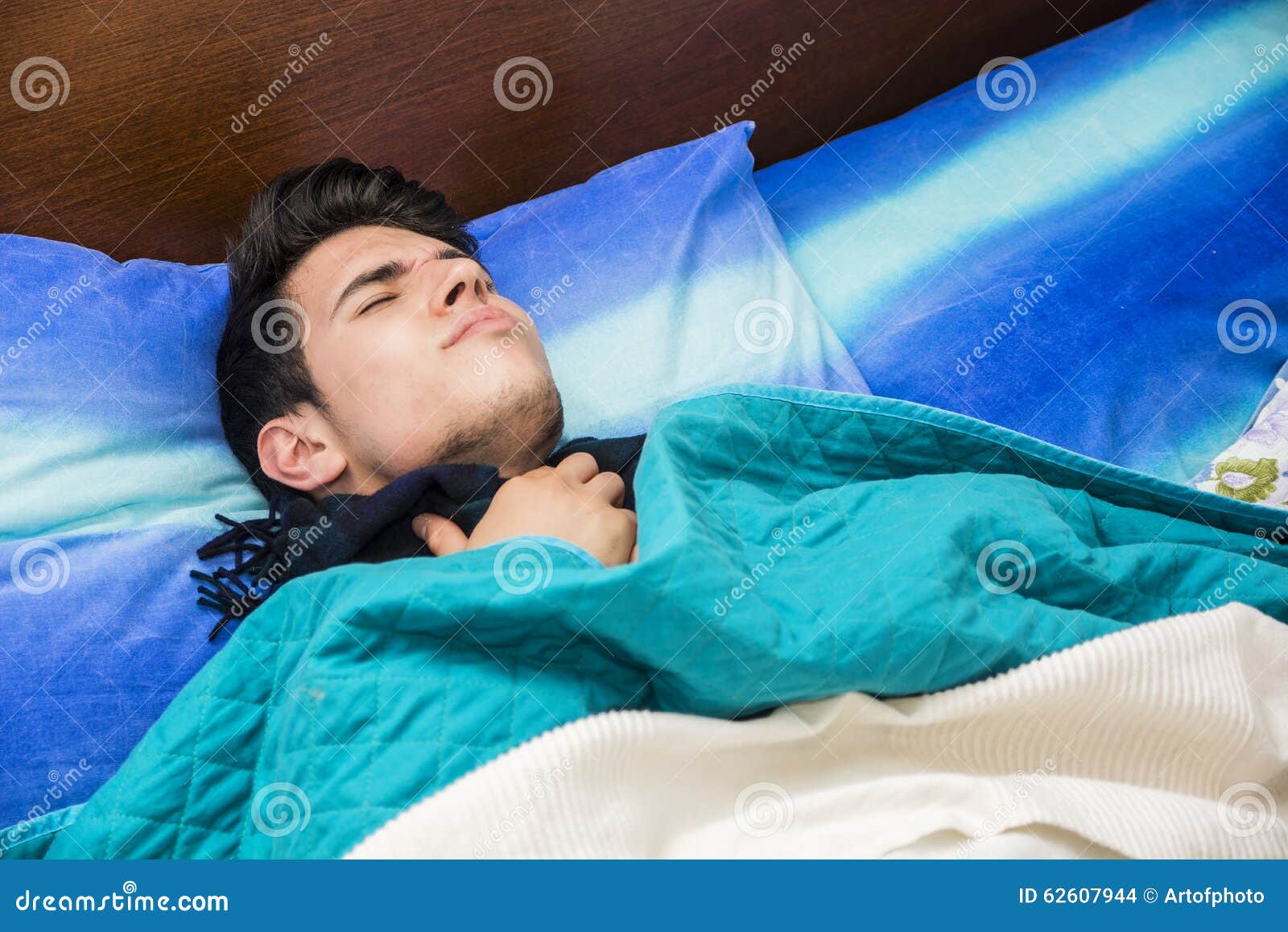 Jeune Homme Malade Ou Souffrant Dans Le Lit Photo stock - Image du soin ...