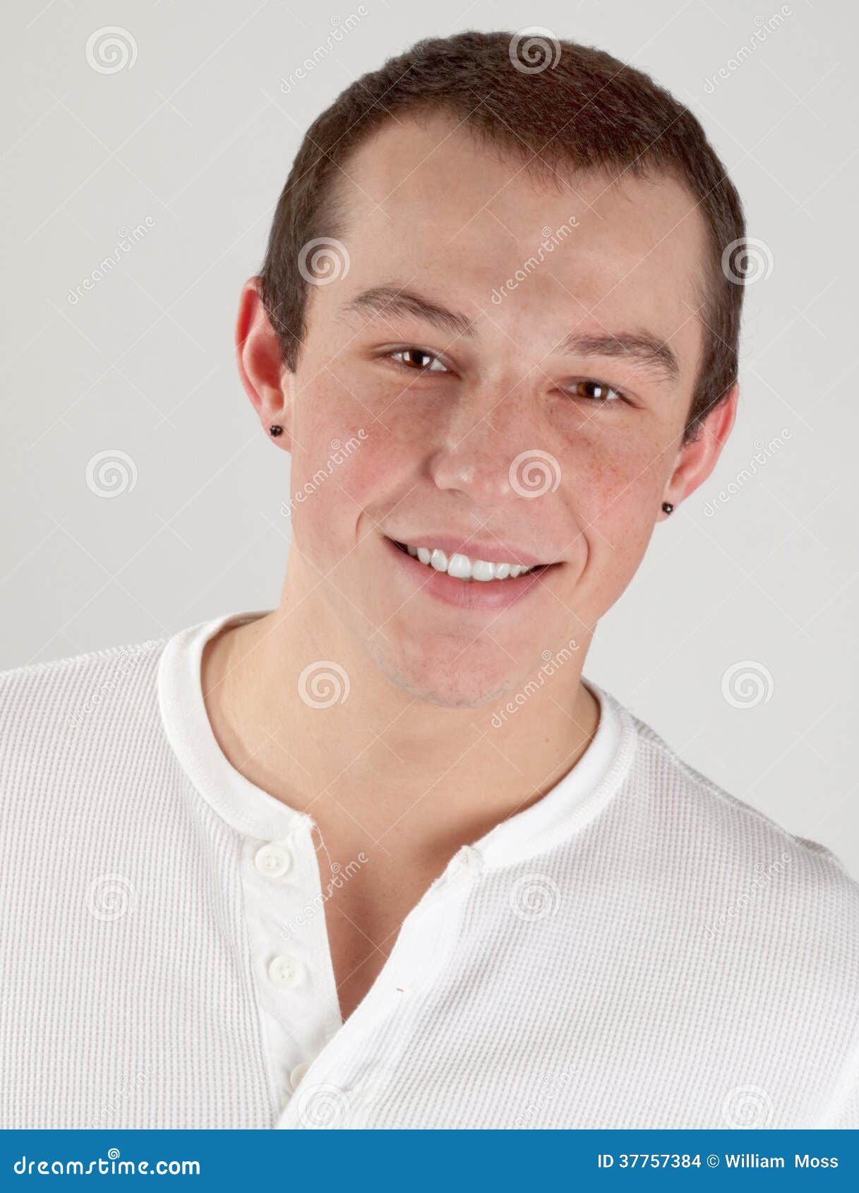 Jeune Homme Mignon Et Souriant Photo stock - Image du sourire, dents ...