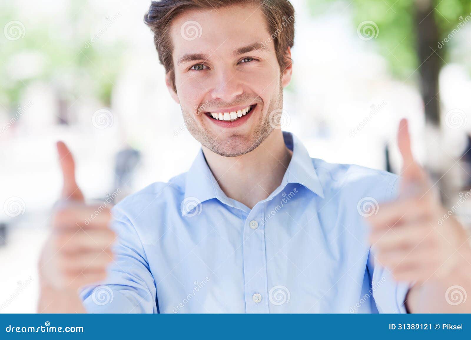 Jeune Homme Montrant Des Pouces Image stock - Image du caucasien ...