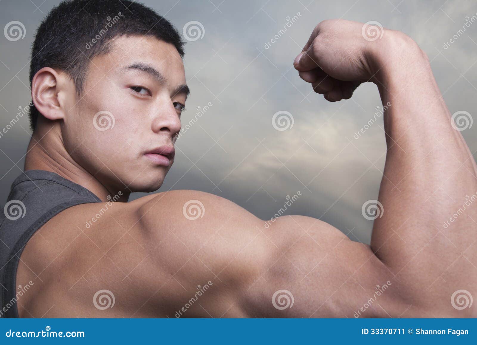 Jeune Homme Montrant Ses Muscles De Biceps Image Stock Image Du