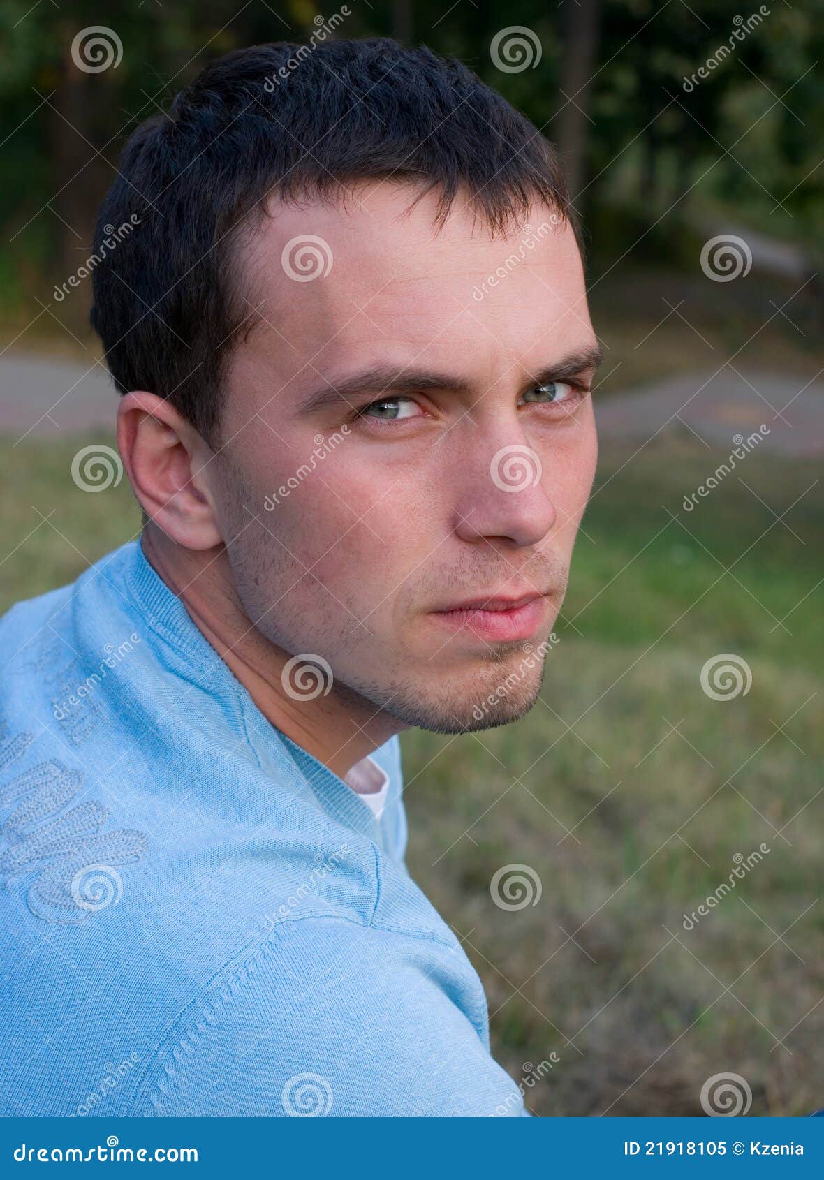 Jeune homme pensif image stock. Image du adolescent, normal - 21918105