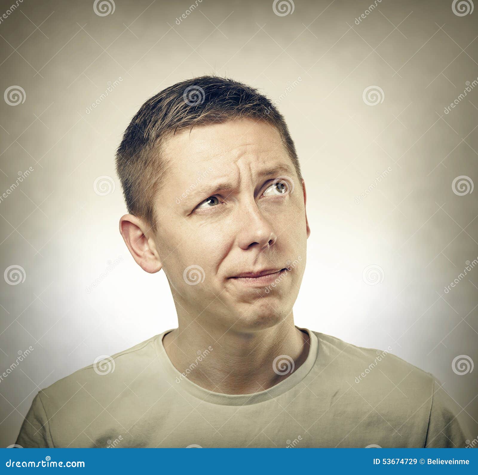 Jeune homme pensif image stock. Image du amical, humain - 53674729