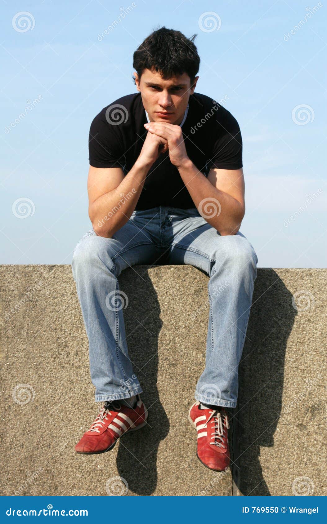 Jeune homme pensif photo stock. Image du biceps, beauté - 769550