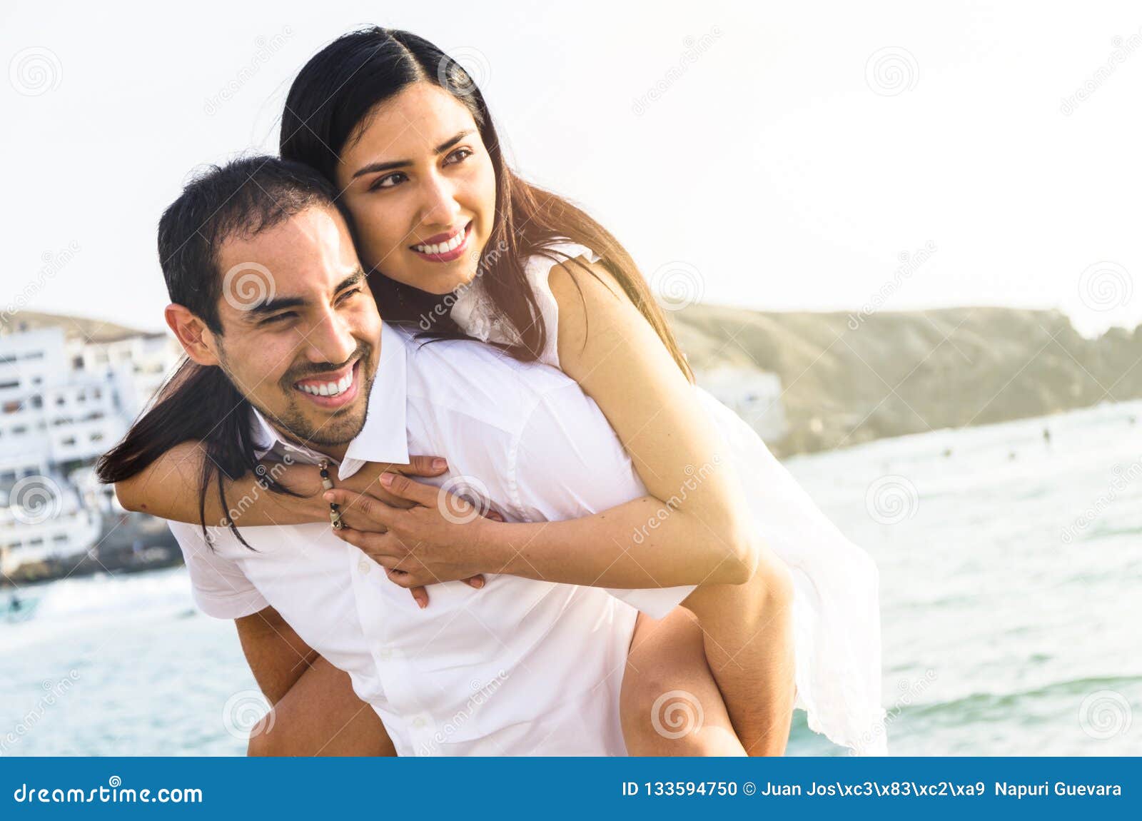 Jeune Homme Portant Son Amie Dans Des Ses Bras Photo Stock Image Du