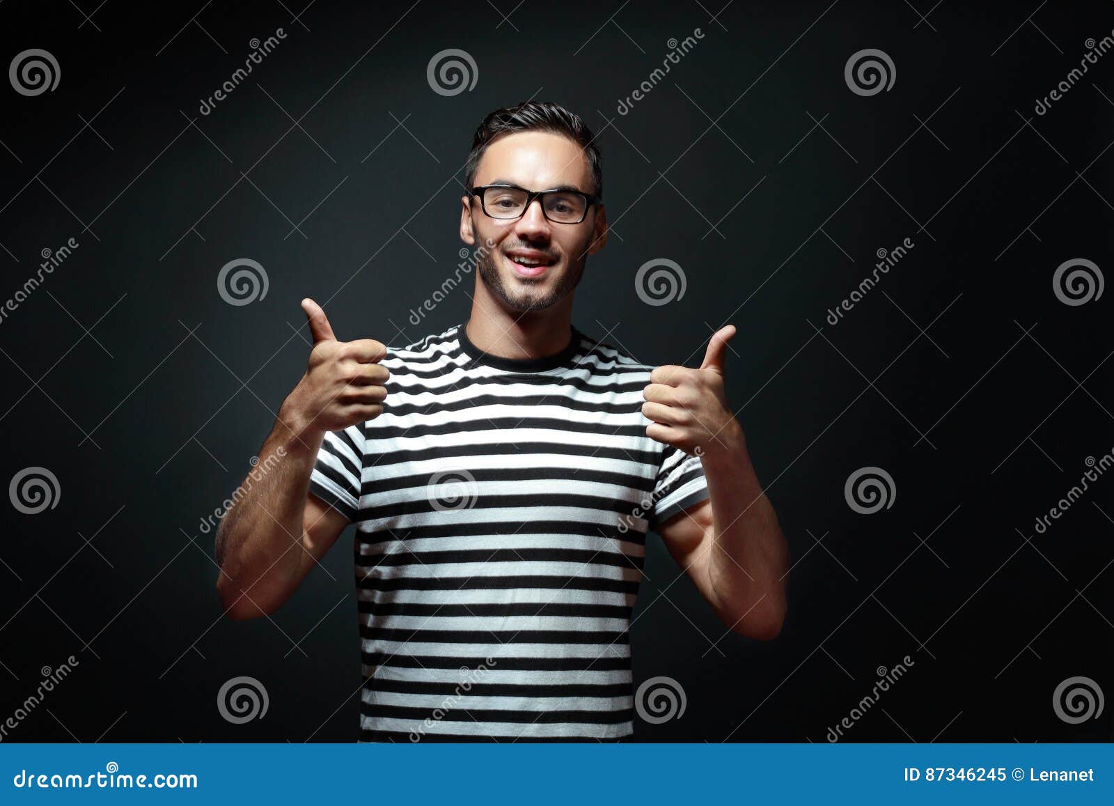 Jeune homme satisfaisant image stock. Image du occasionnel - 87346245