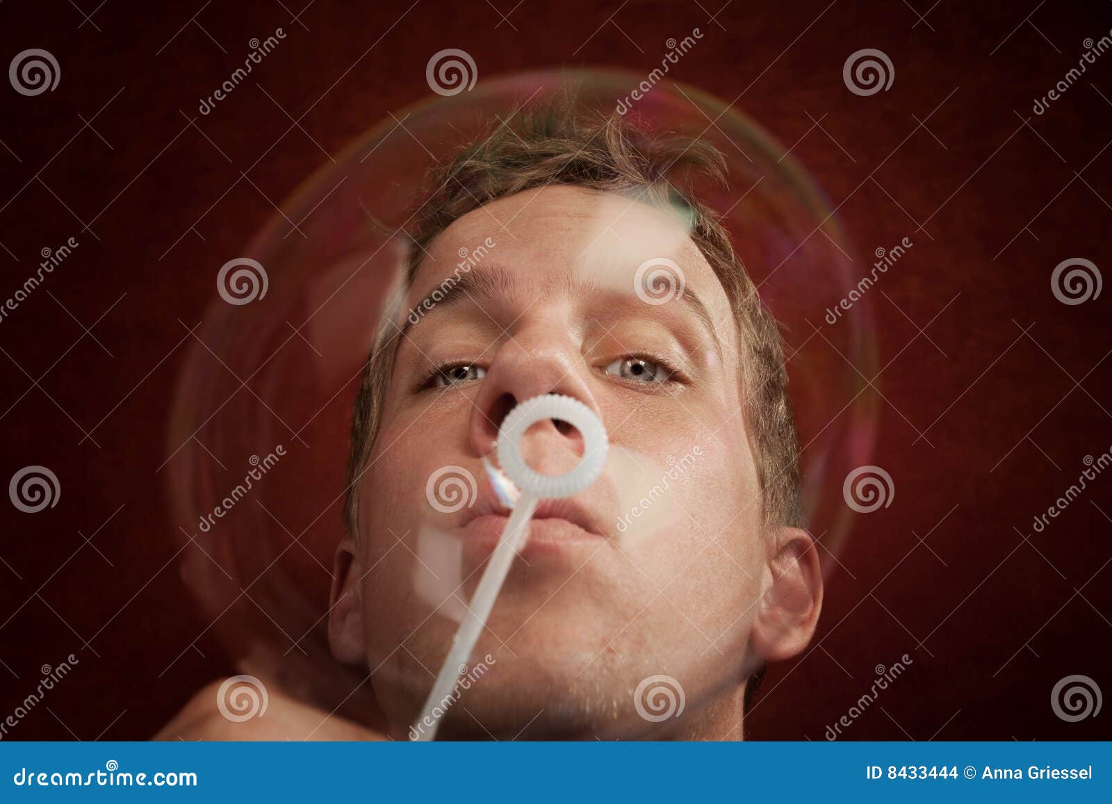 Jeune Homme Soufflant Une Bulle Photo stock - Image du feuilleté, homme ...