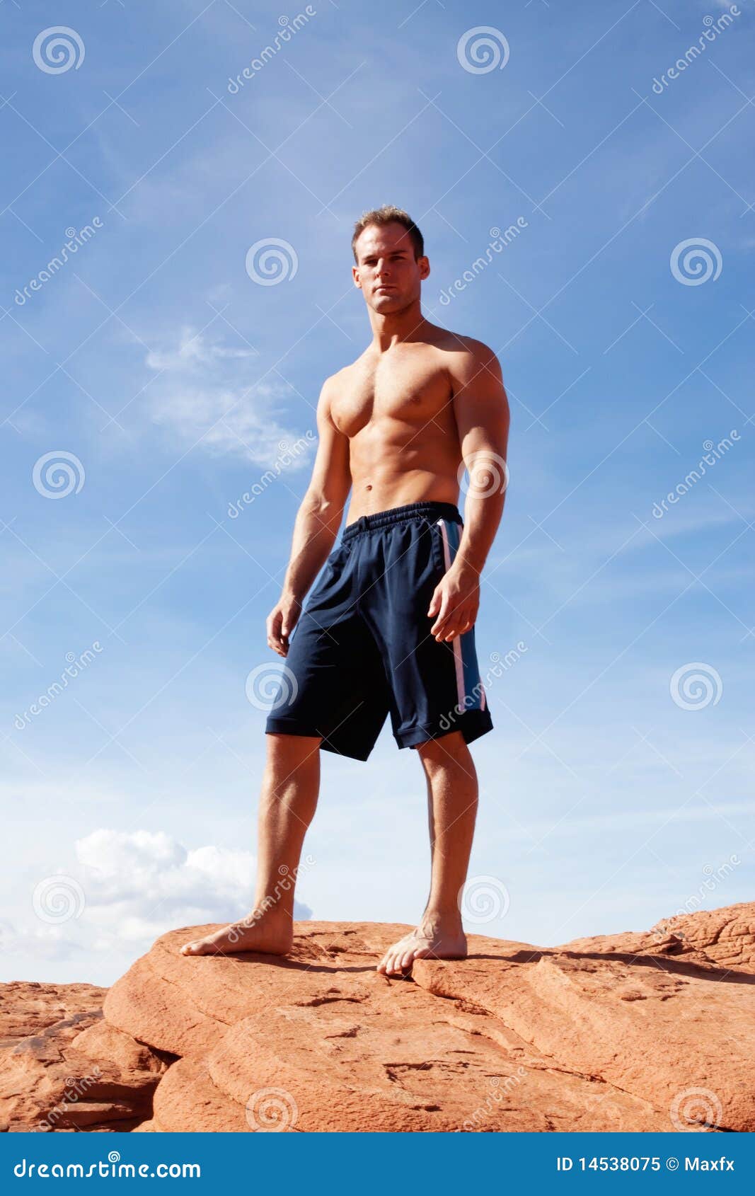 Jeune homme sportif image stock. Image of beau, géologique - 14538075