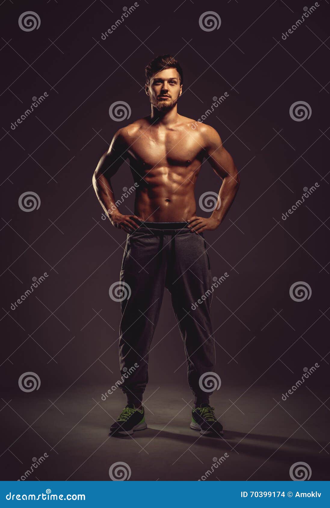 Jeune homme sportif photo stock. Image du beau, biceps - 70399174