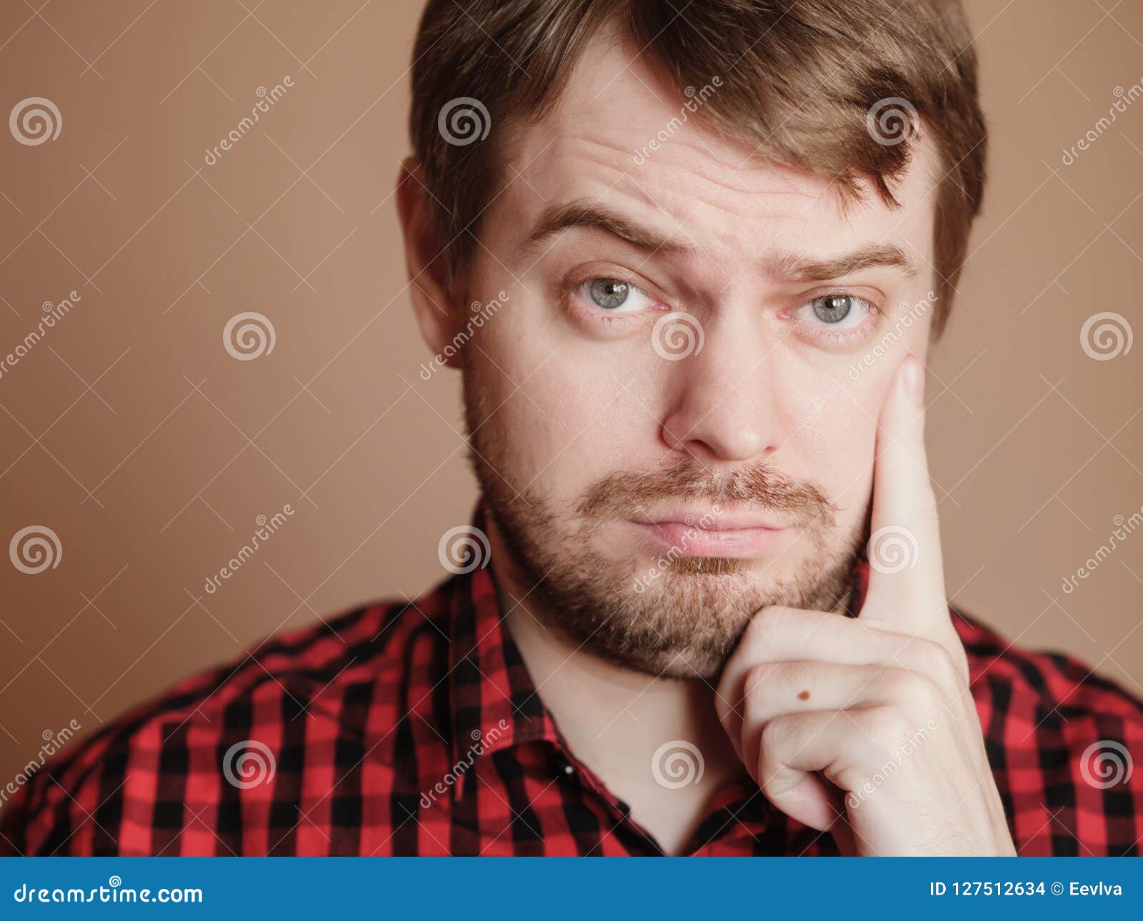 Jeune homme triste photo stock. Image du signicatif - 127512634