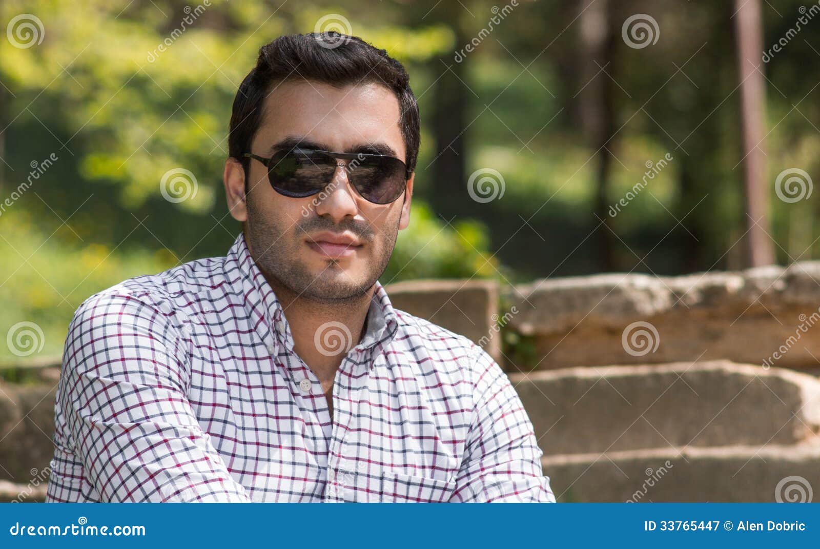 Jeune homme turc image stock. Image du satisfait, attrayant - 33765447