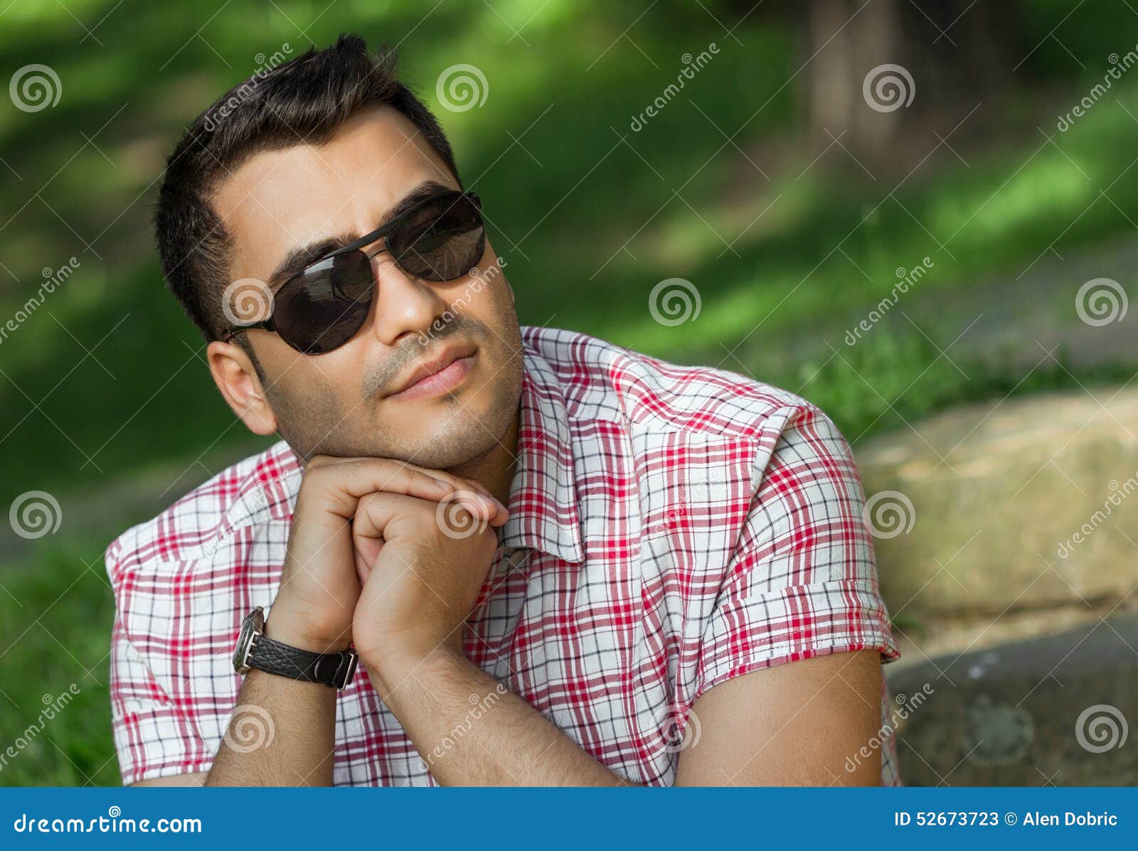 Jeune Homme Turc Mignon En Parc Image stock - Image du masculin, gentil ...