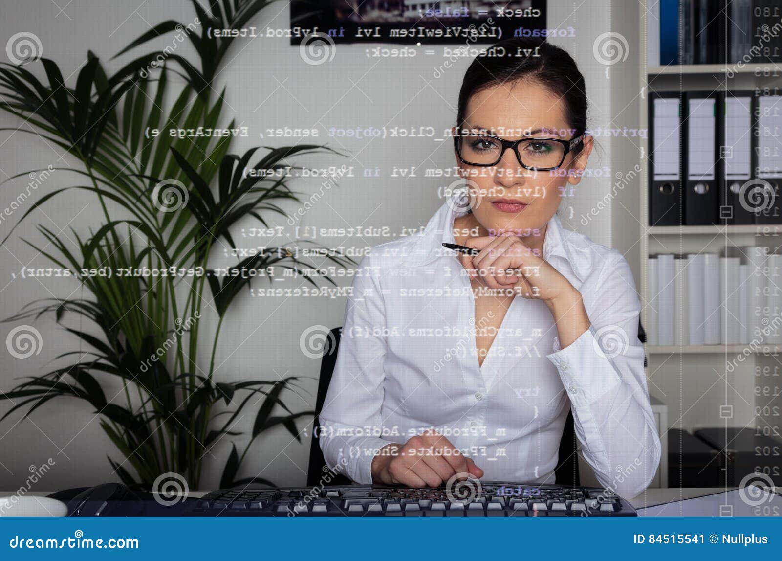 Jeune informaticien image stock. Image du songeur, bureau - 84515541