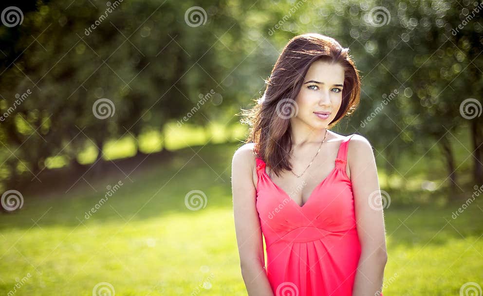 Jeune Jolie Fille En Parc Au Printemps Photo Stock Image Of Lifestyle