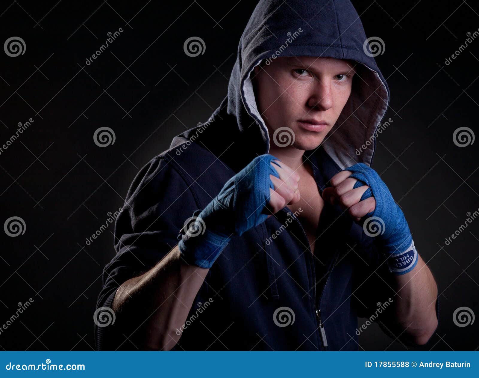 Jeune mâle dans le capot photo stock. Image du homme - 17855588