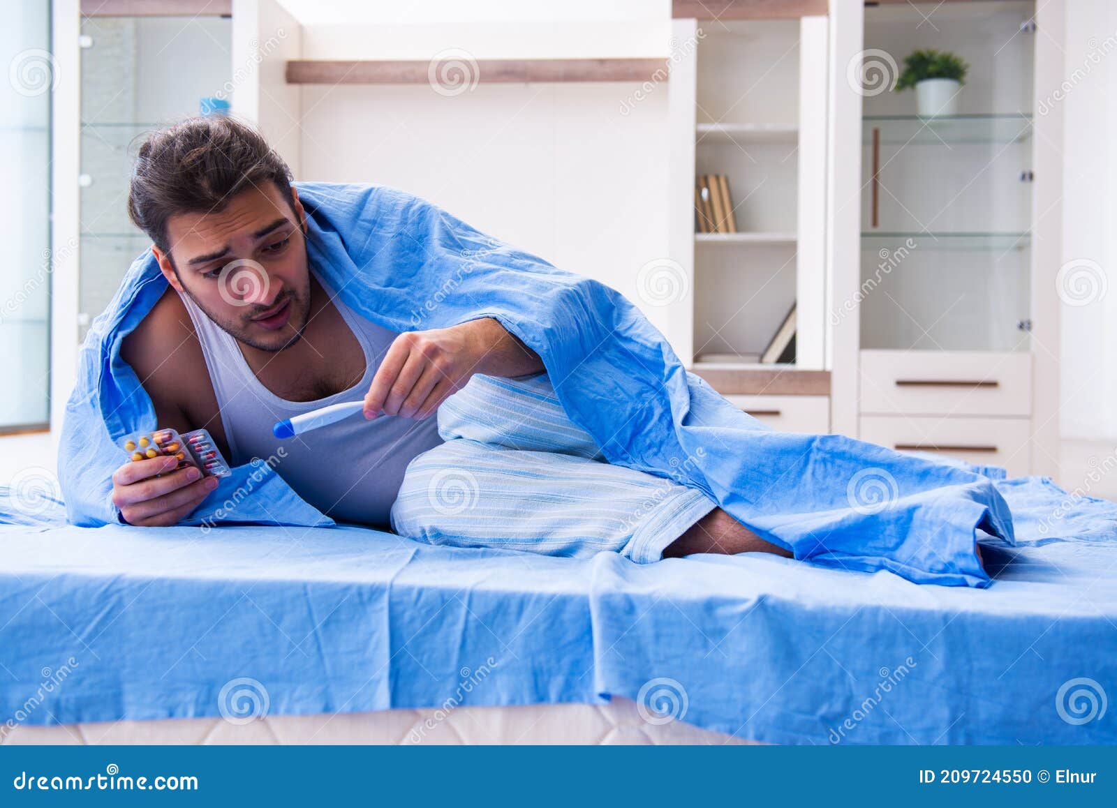 Jeune Malade Souffrant Chez Lui Photo stock - Image of maison, médecine ...