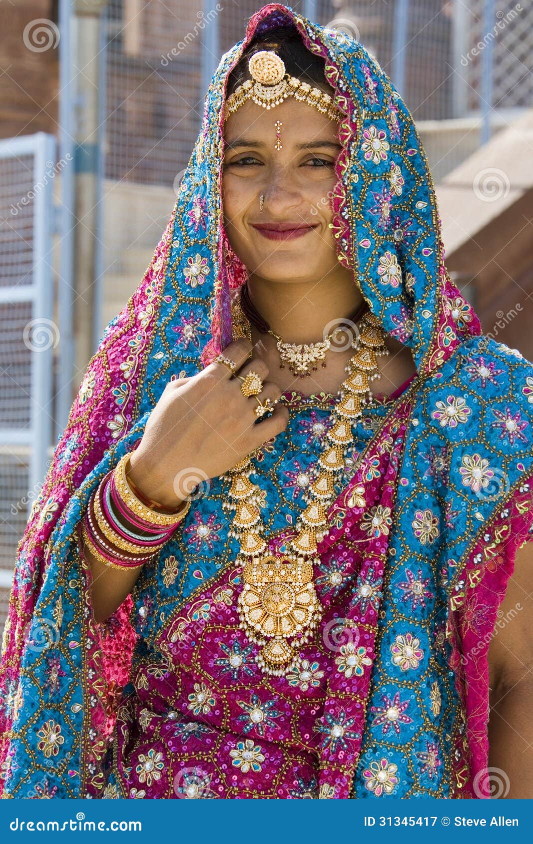 Jeune Mariée Indienne - Varanasi - Inde Photographie éditorial - Image ...