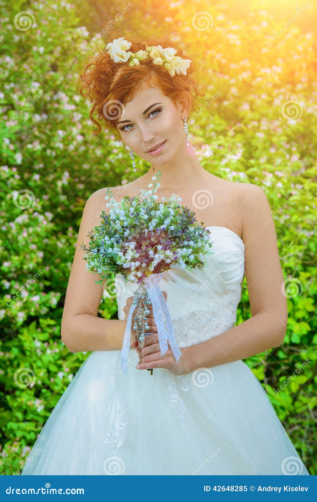 Jeune mariée rousse image stock. Image du charme, brillant - 42648285