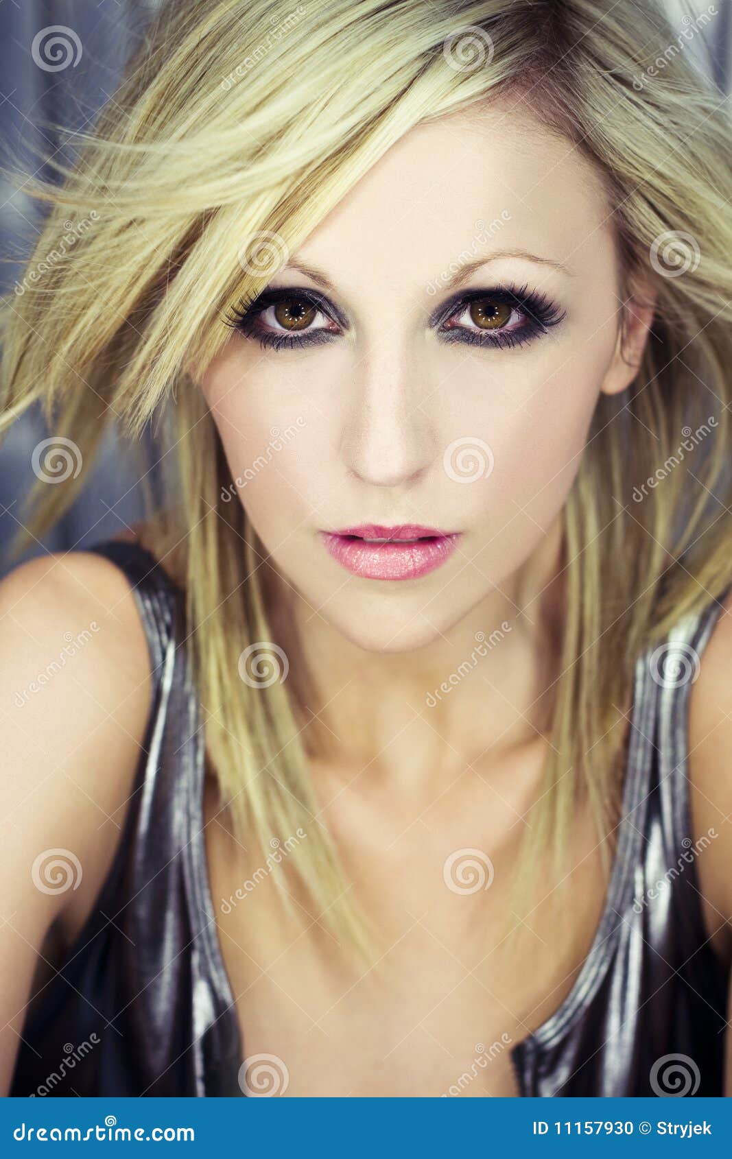 Jeune Modèle De Mode Attrayant Photo stock - Image du effectuez, charme ...