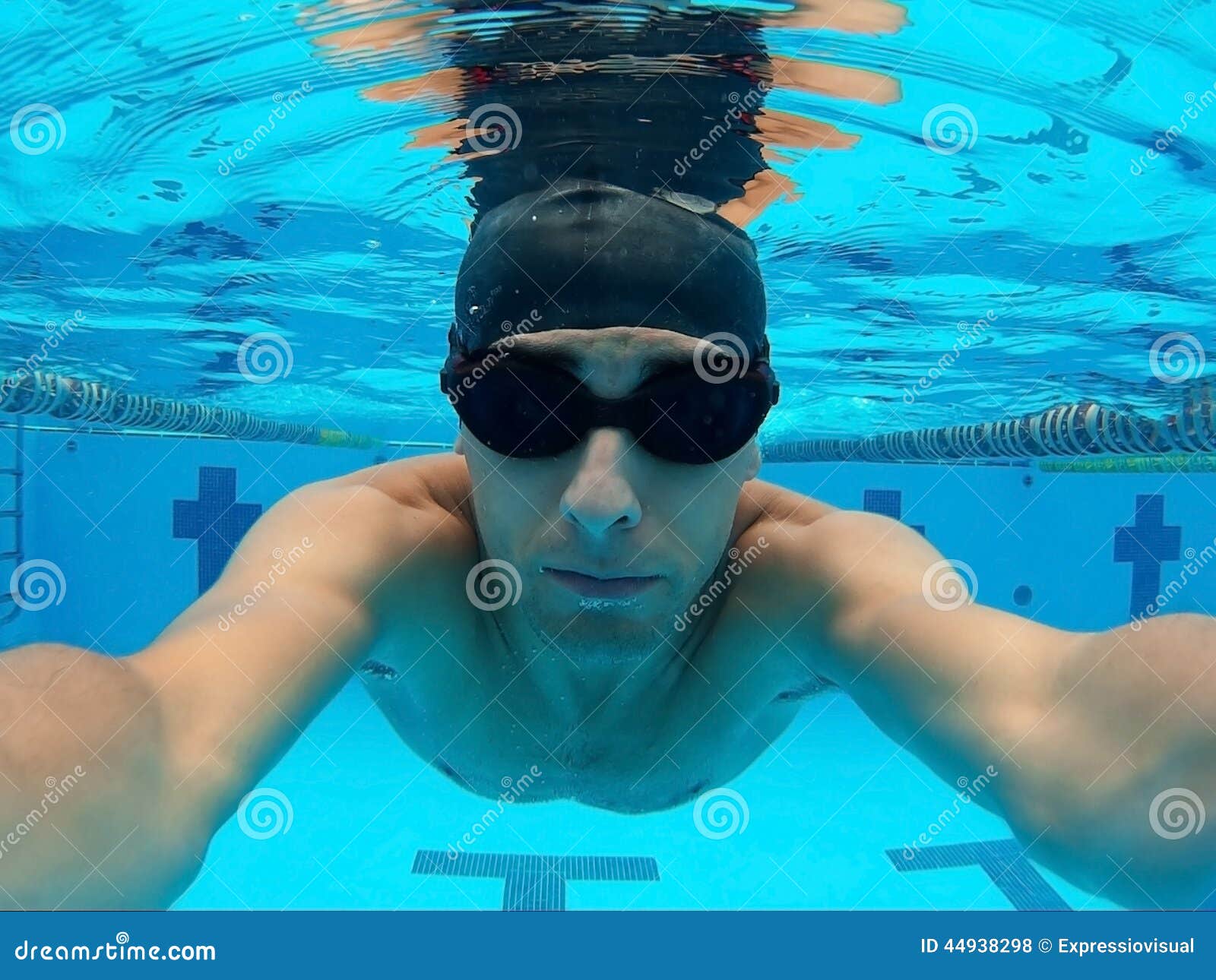 Jeune Nageur Dans La Piscine Photo stock - Image du action, nageur ...