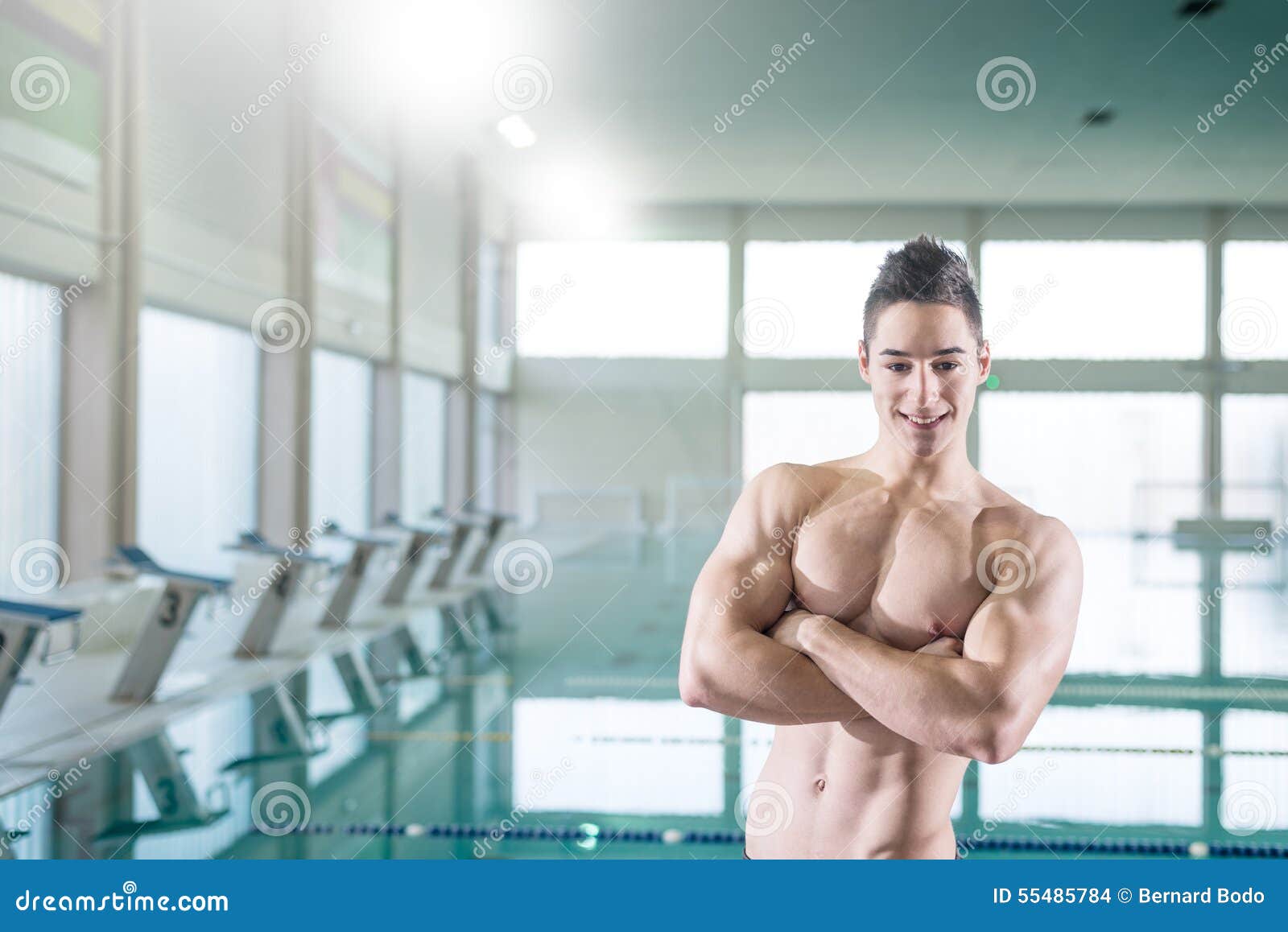 Jeune nageur musculaire photo stock. Image du aptitude - 55485784