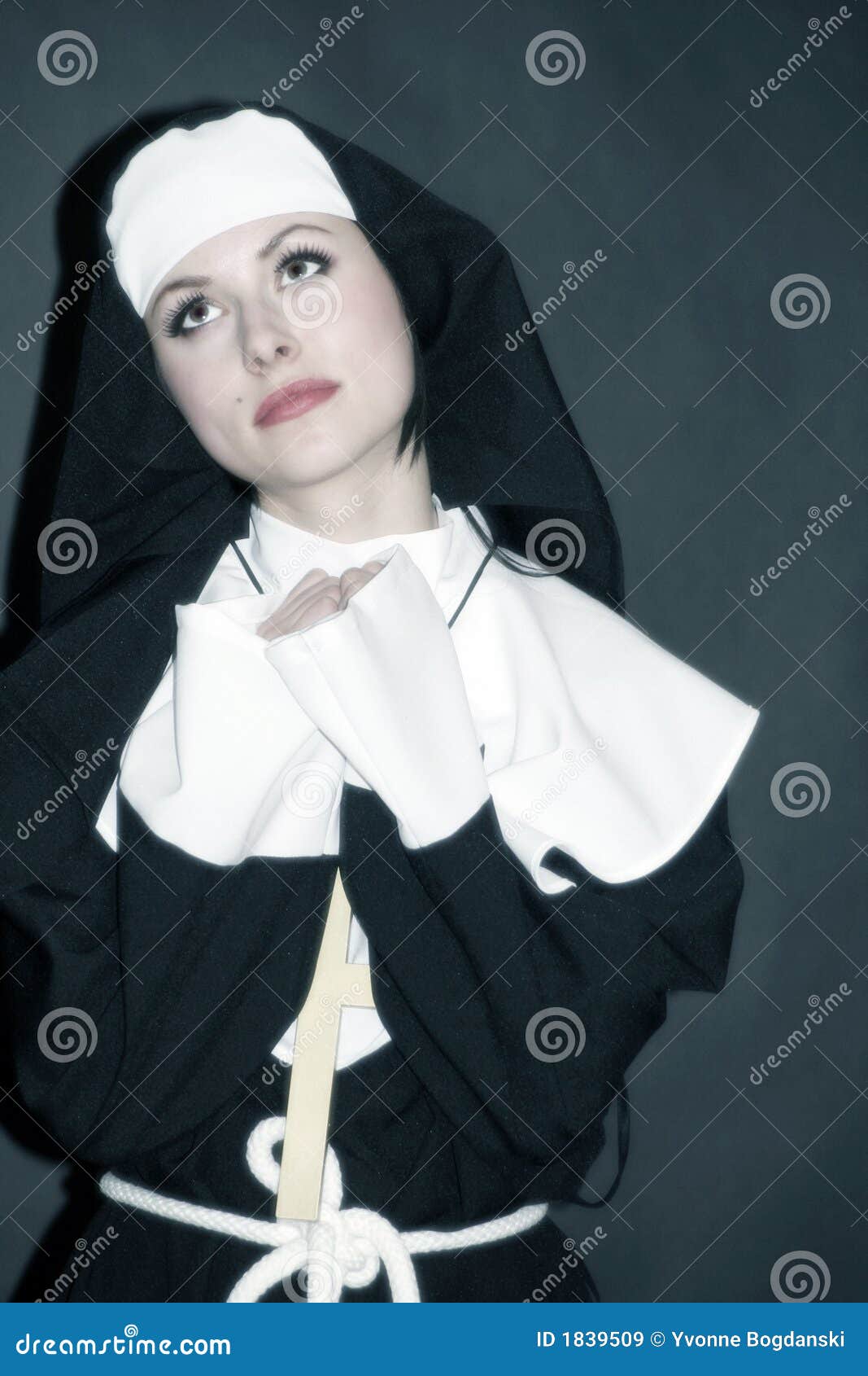 Jeune nonne image stock. Image du méditation, femelle - 1839509