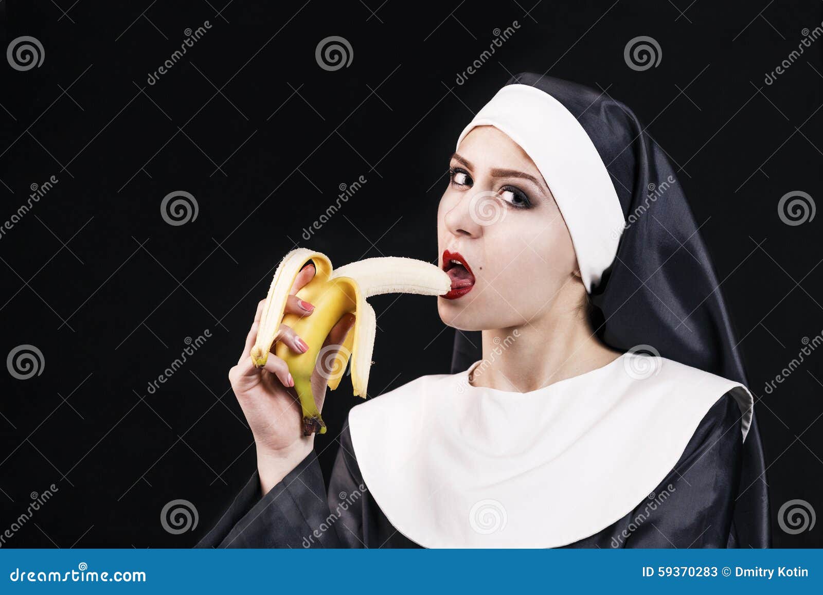 Jeune Nonne Dans Le Concept Religieux Image stock - Image du pieux ...