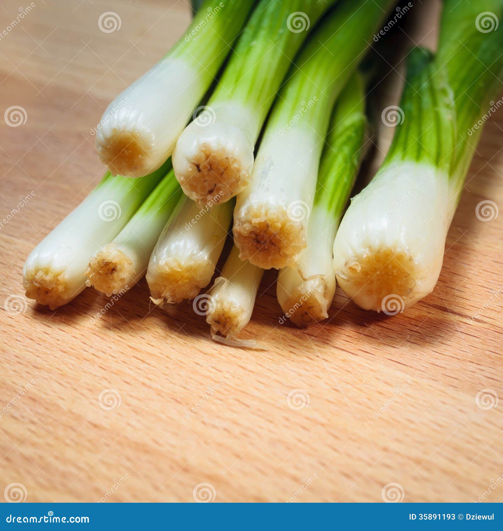 Jeune oignon image stock. Image du verdure, échalote - 35891193