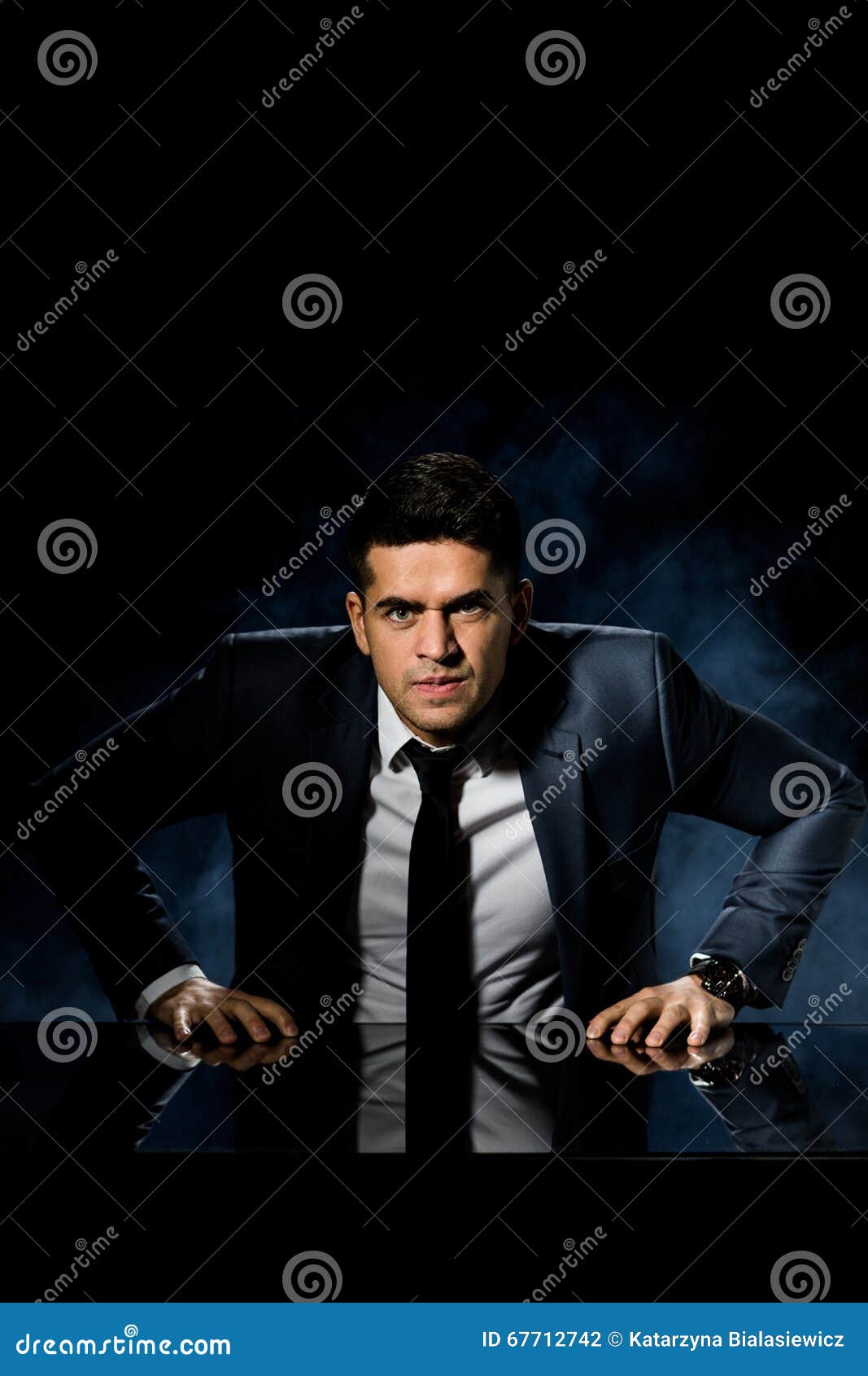 Jeune patron furieux photo stock. Image du féroce, bureau - 67712742