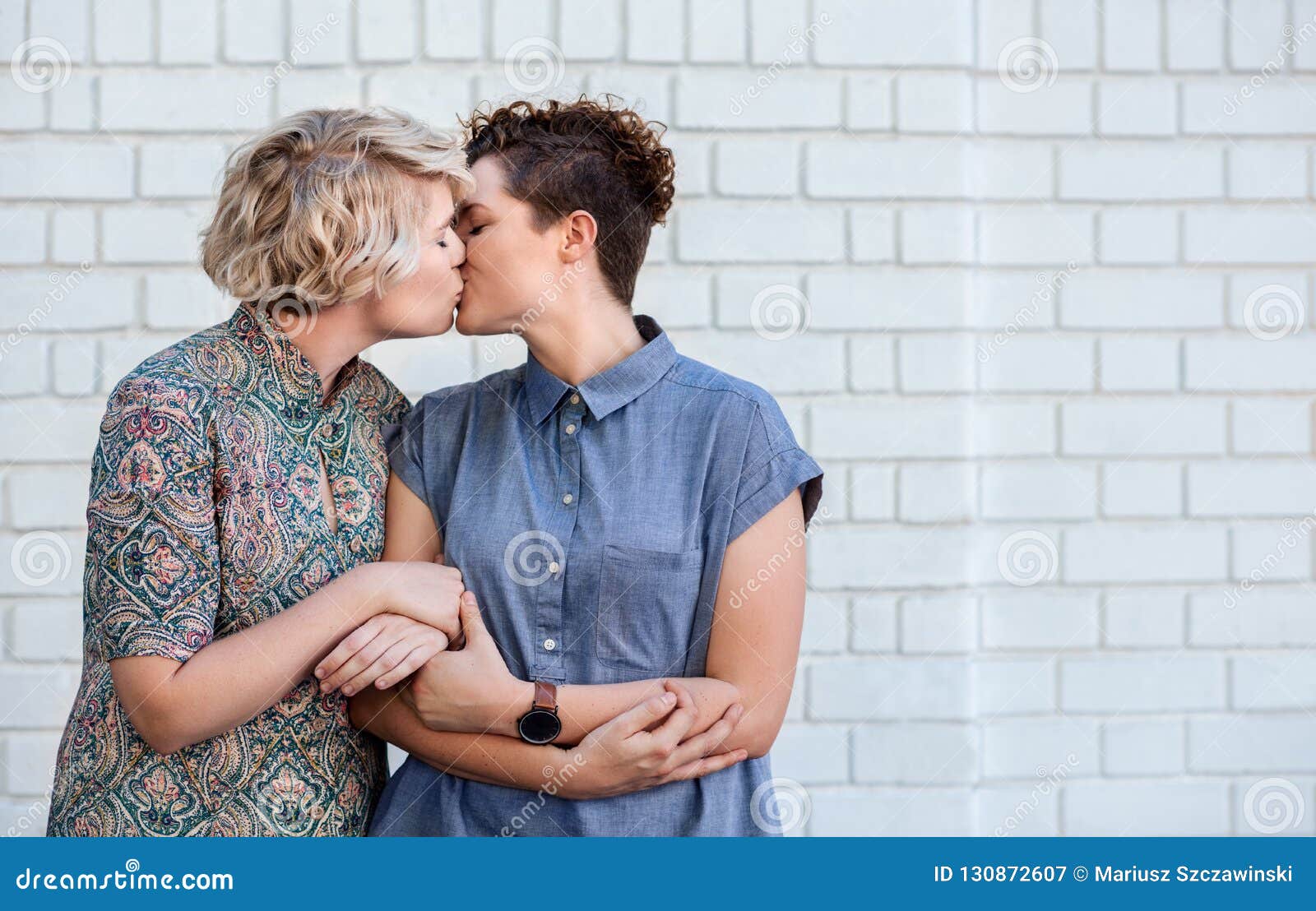 Jeune Position Lesbienne Aimante De Couples En Dehors De Partager Un