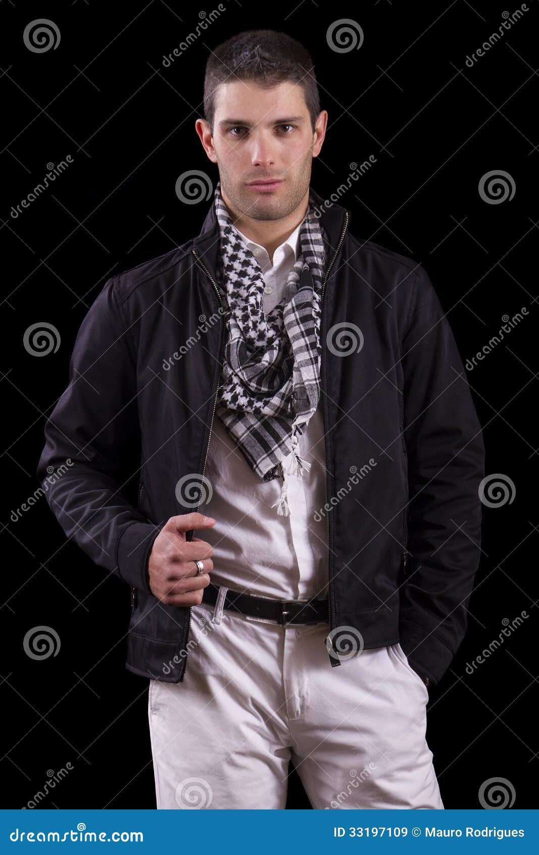 Jeune Position Urbaine D'homme Image stock - Image du écharpe, urbain ...