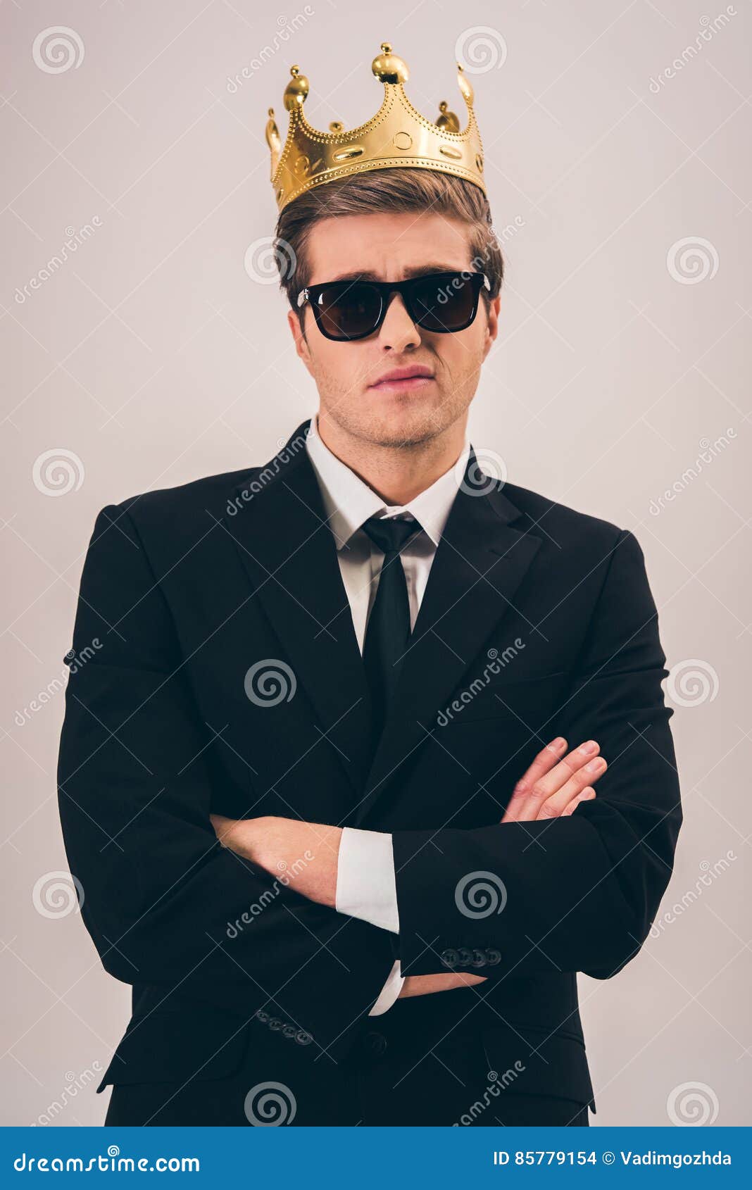 Jeune prince beau photo stock. Image du fond, fashionable - 85779154