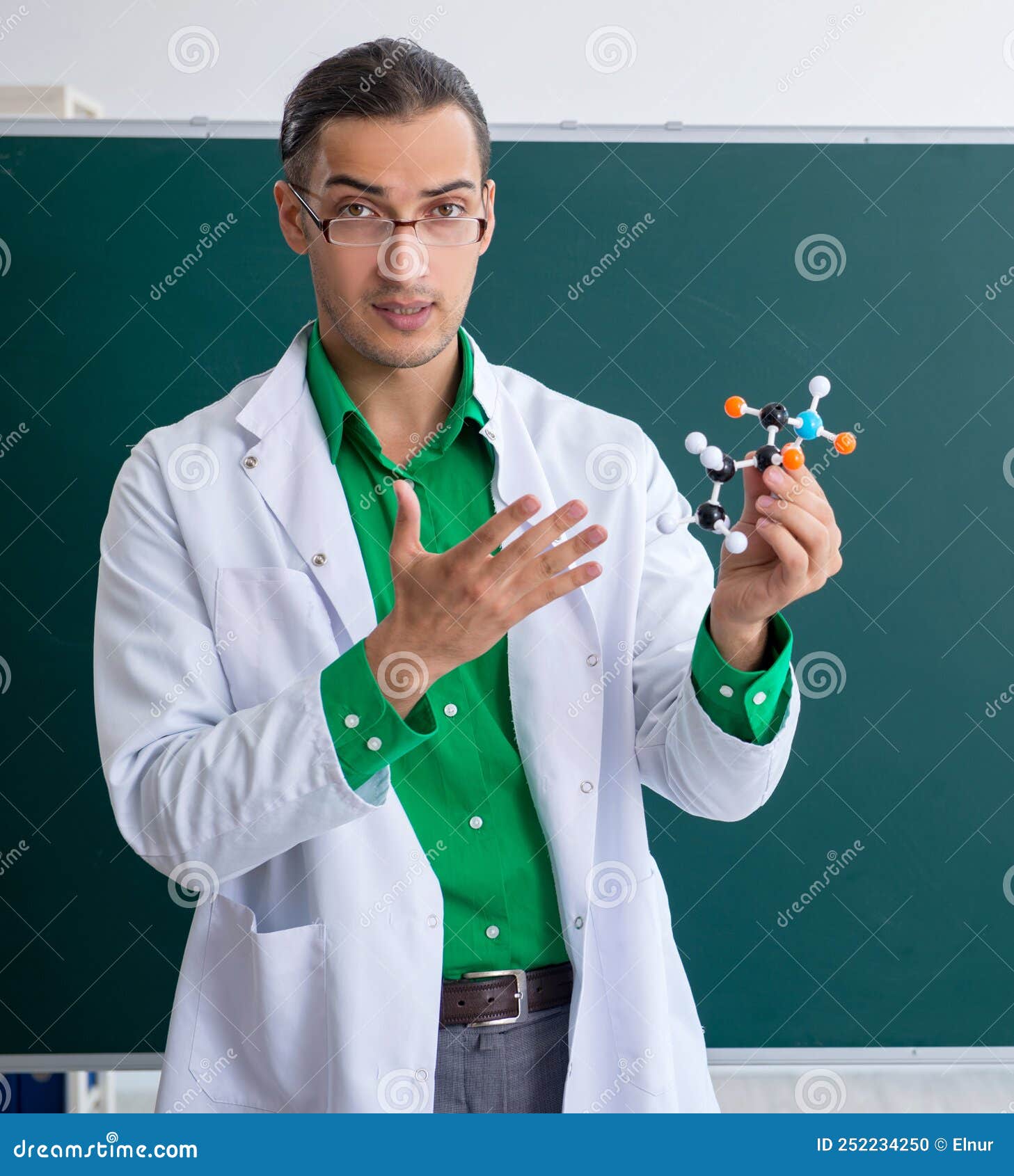Jeune Professeur De Chimiste Masculin Devant Le Tableau Photo stock ...