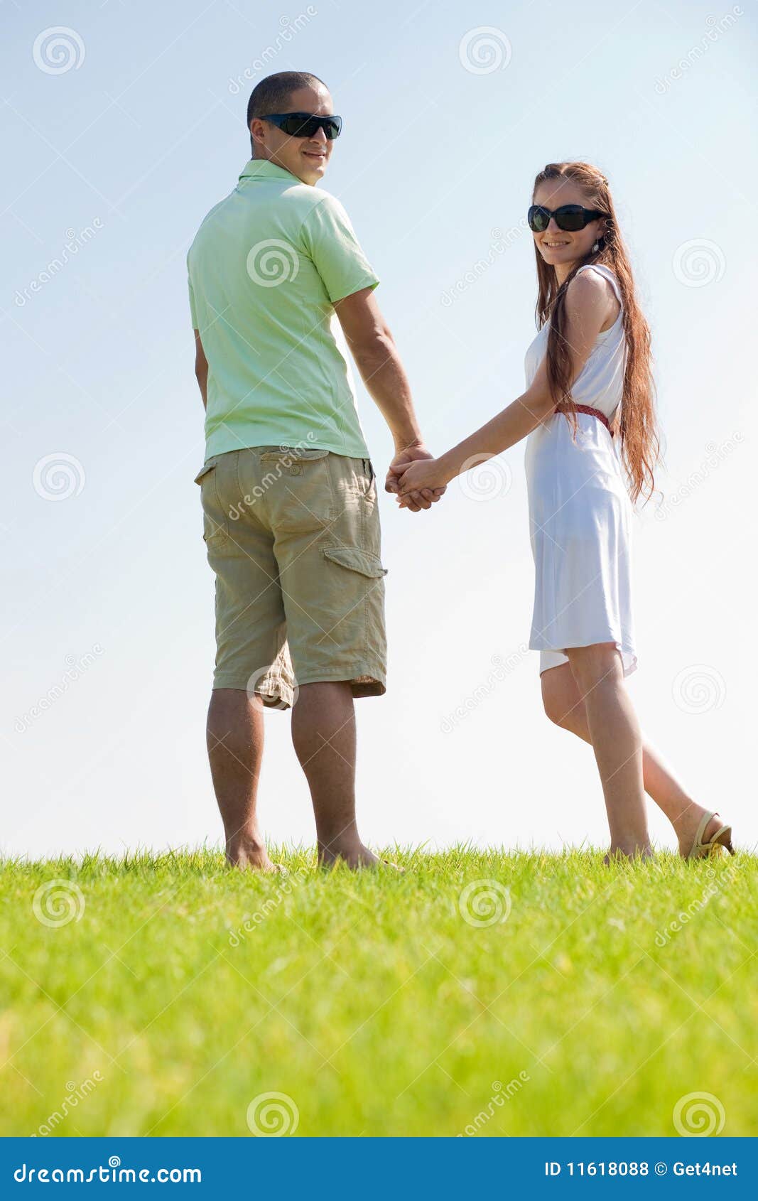 Jeune promenade de couples photo stock. Image du normal - 11618088