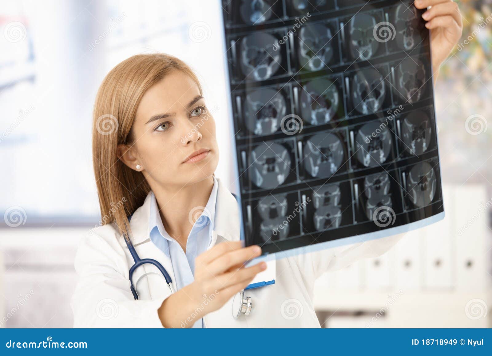 Jeune Radiologiste Regardant L'image De Rayon X Image stock - Image du ...
