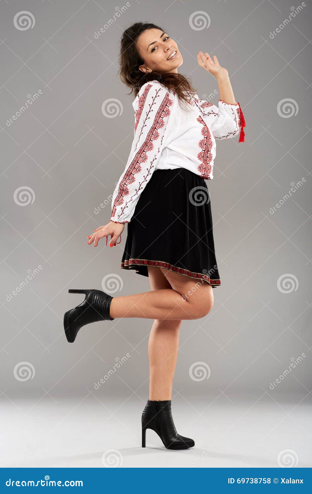 Jeune Roumain Dans Le Costume Traditionnel Photo stock - Image du ...