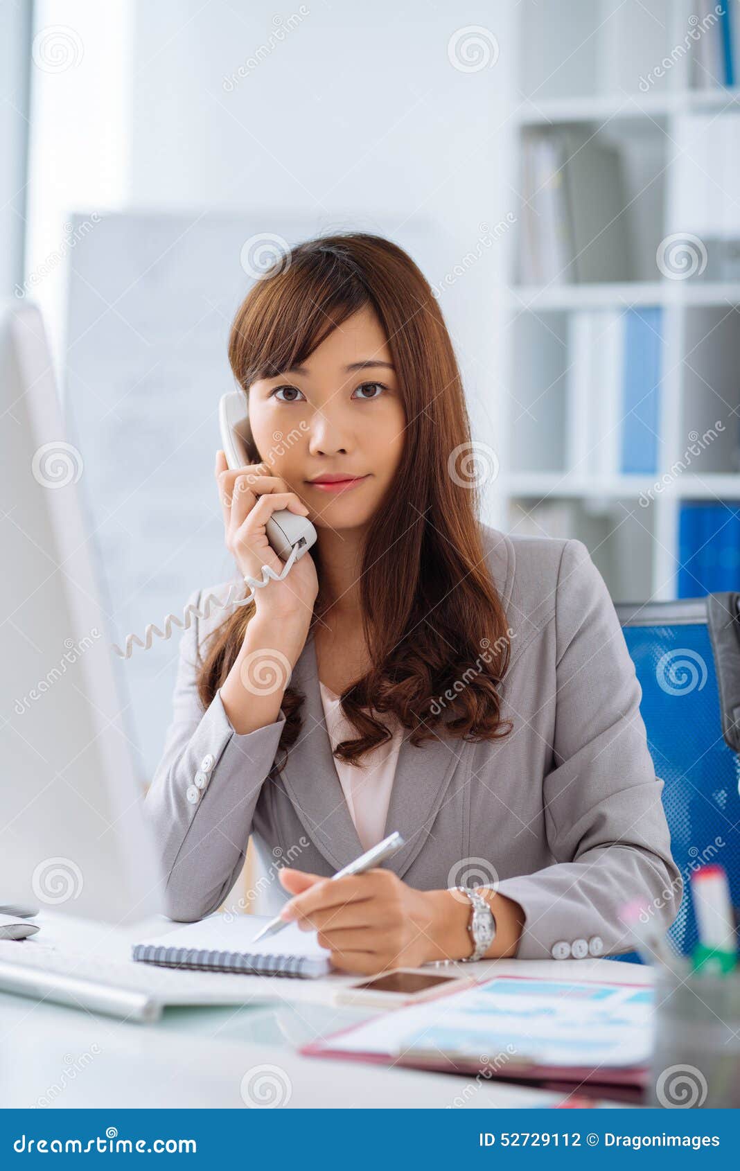 Jeune secrétaire japonais photo stock. Image du gestionnaire - 52729112