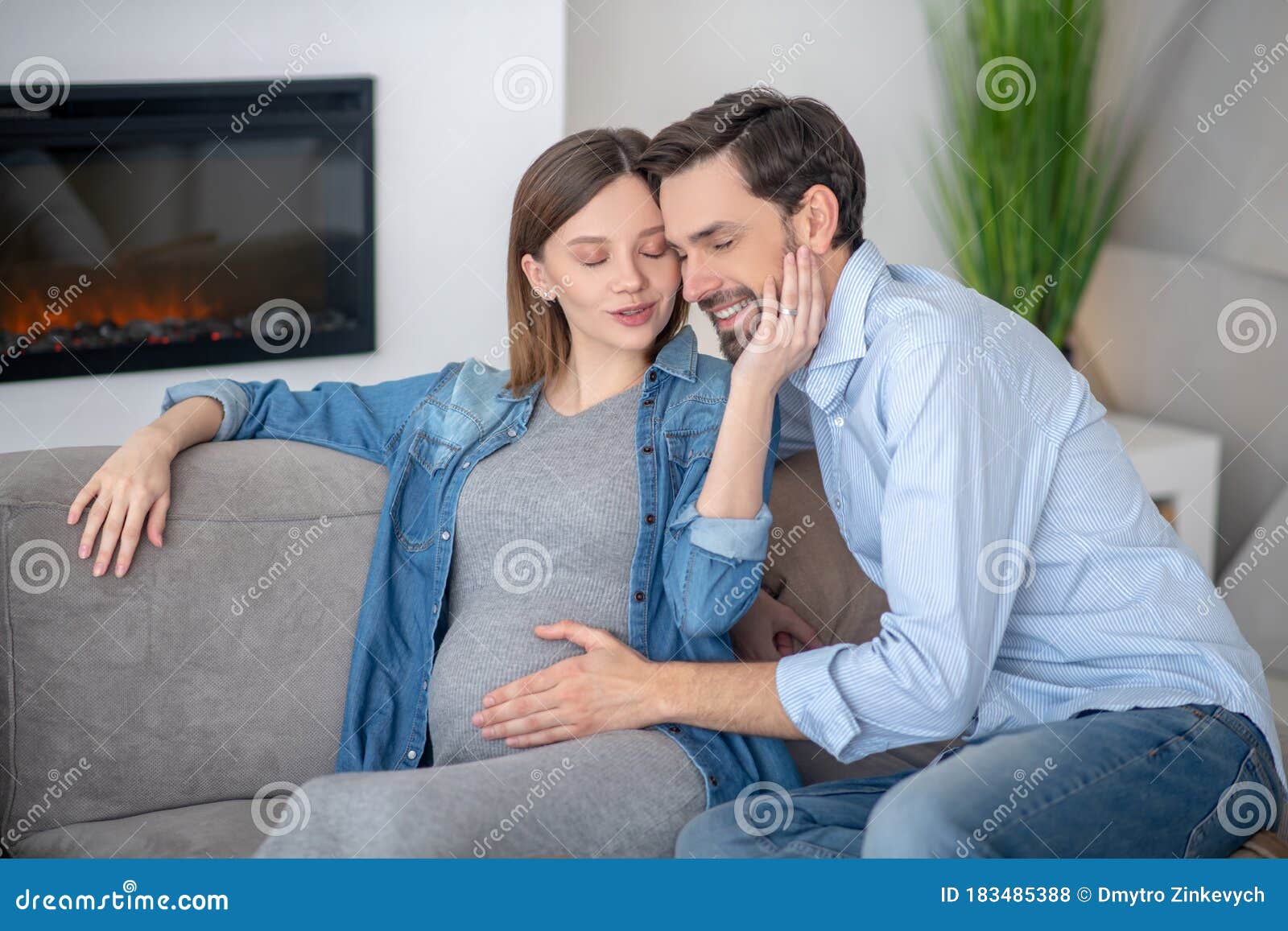 Jeune Sensation De Bonne Femme Enceinte Avec Son Mari Photo Stock