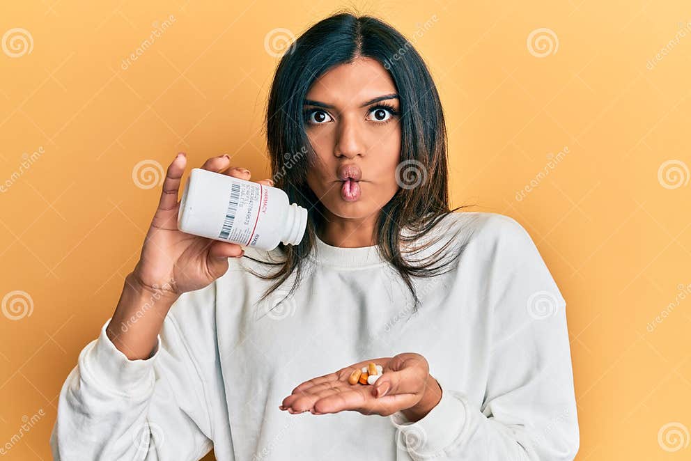 Jeune Transsexuelle Latine Transgenre Femme Tenant Des Pilules Faisant Le Visage De Poisson Avec
