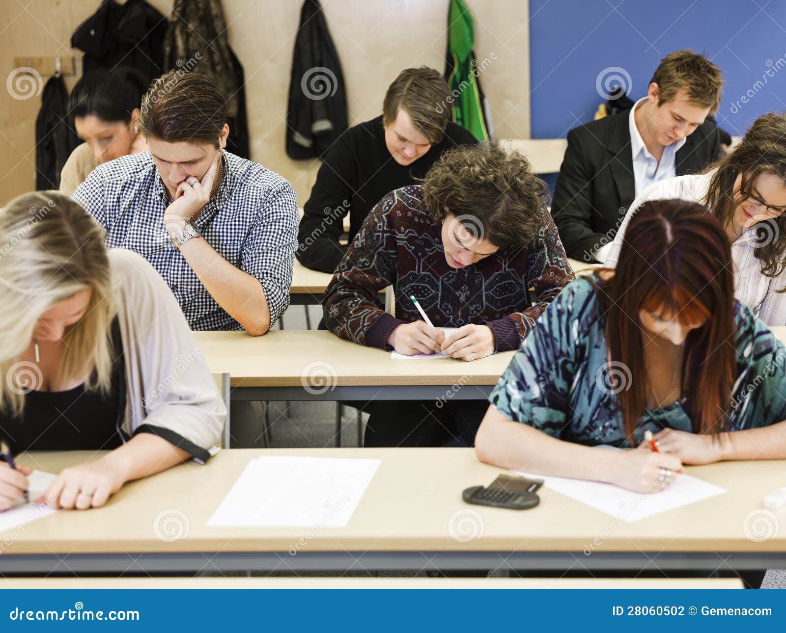 Jeune ?tude d'adultes photo stock. Image du conduite - 28060502