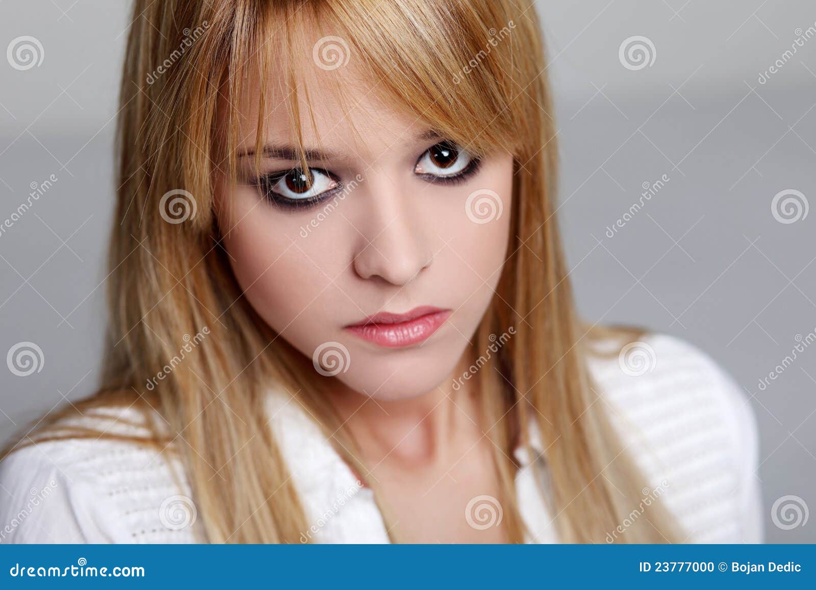 Jeune Verticale Blonde Attrayante De Fille Photo Stock Image Du