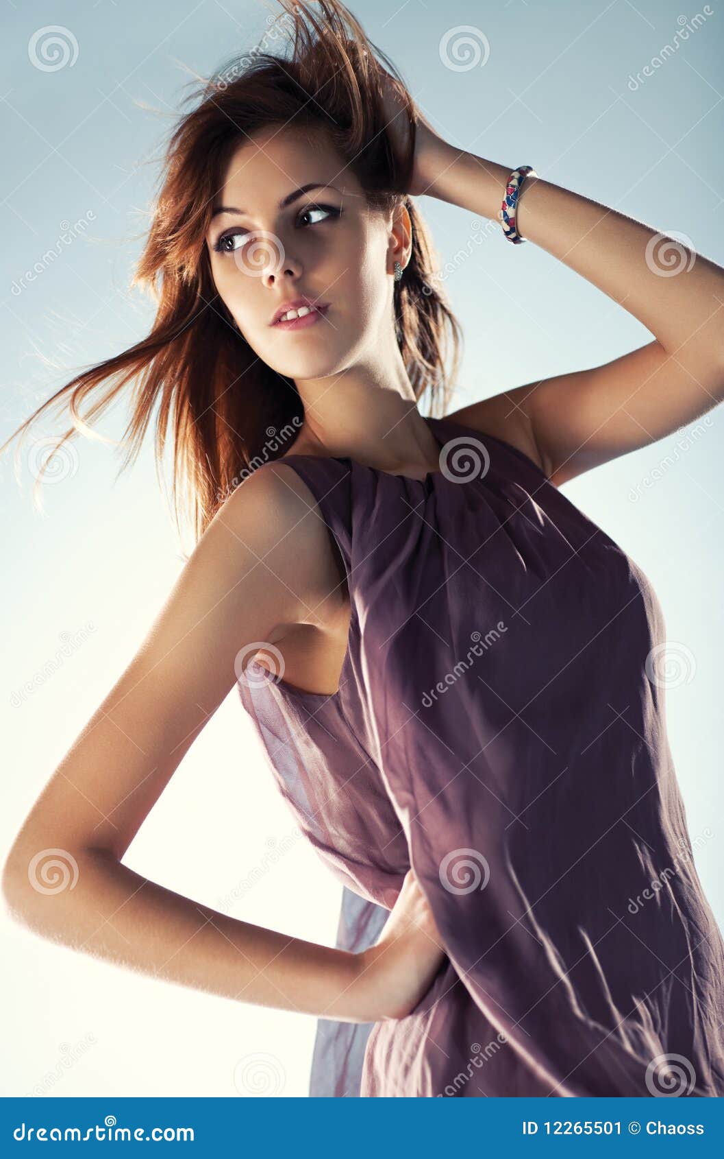 Jeune Verticale Mince De Femme Image Stock Image Du Verticale