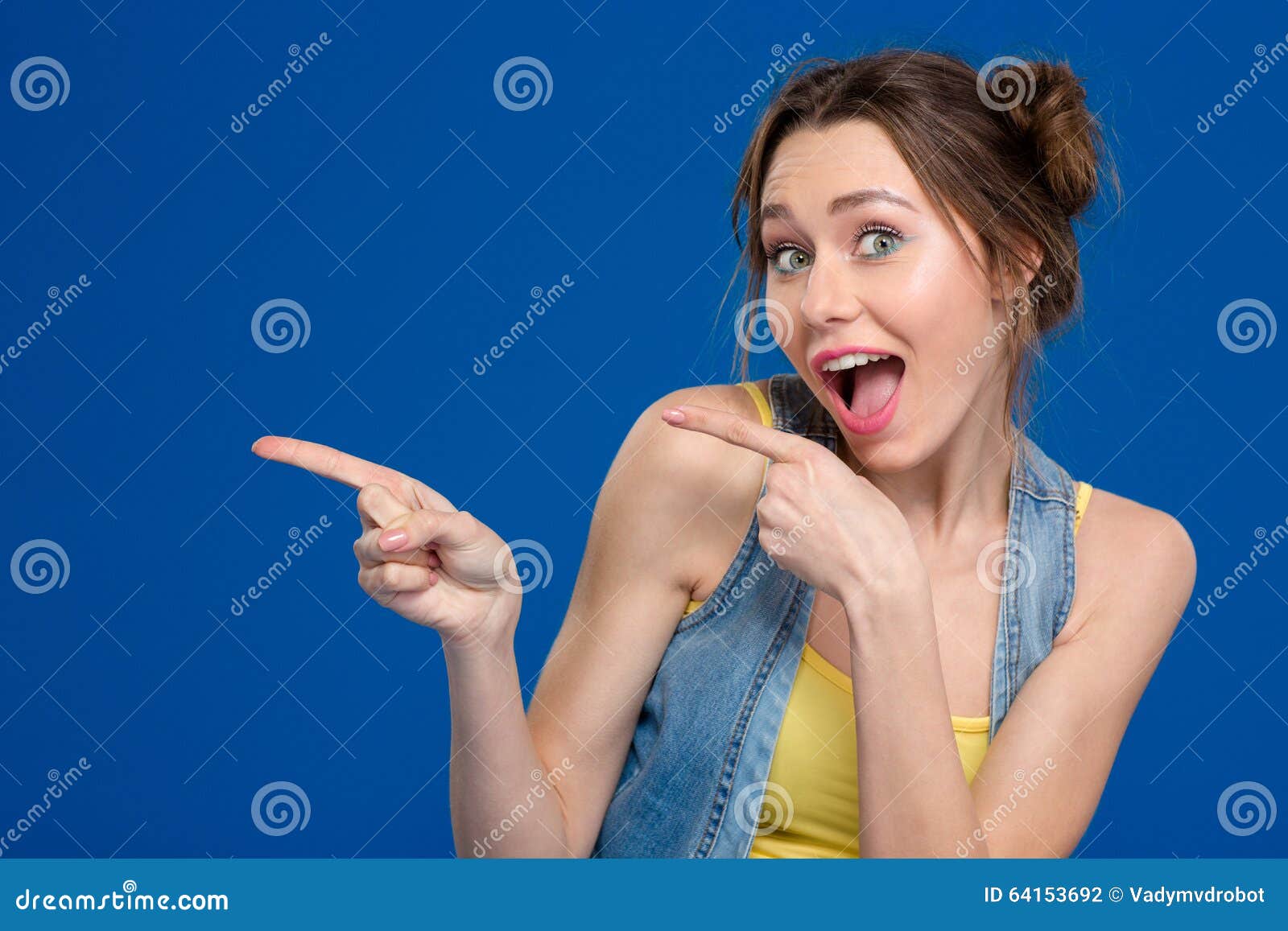 Jeune Woma Gai Dirigeant Des Doigts Loin Photo Stock Image Du Sens