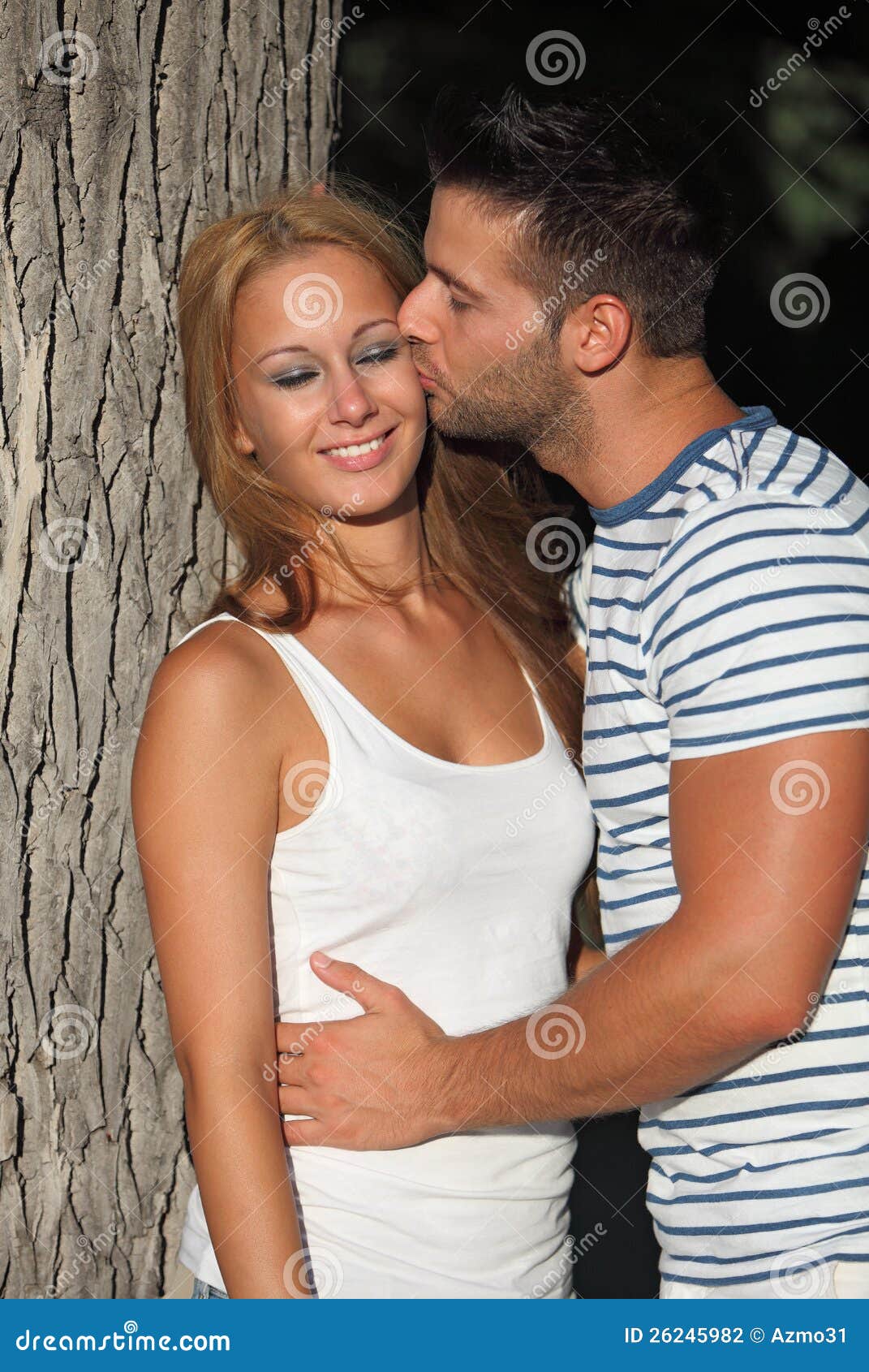 Jeunes Amoureux Dans Lamour Garçon Embrassant La Fille Photographie