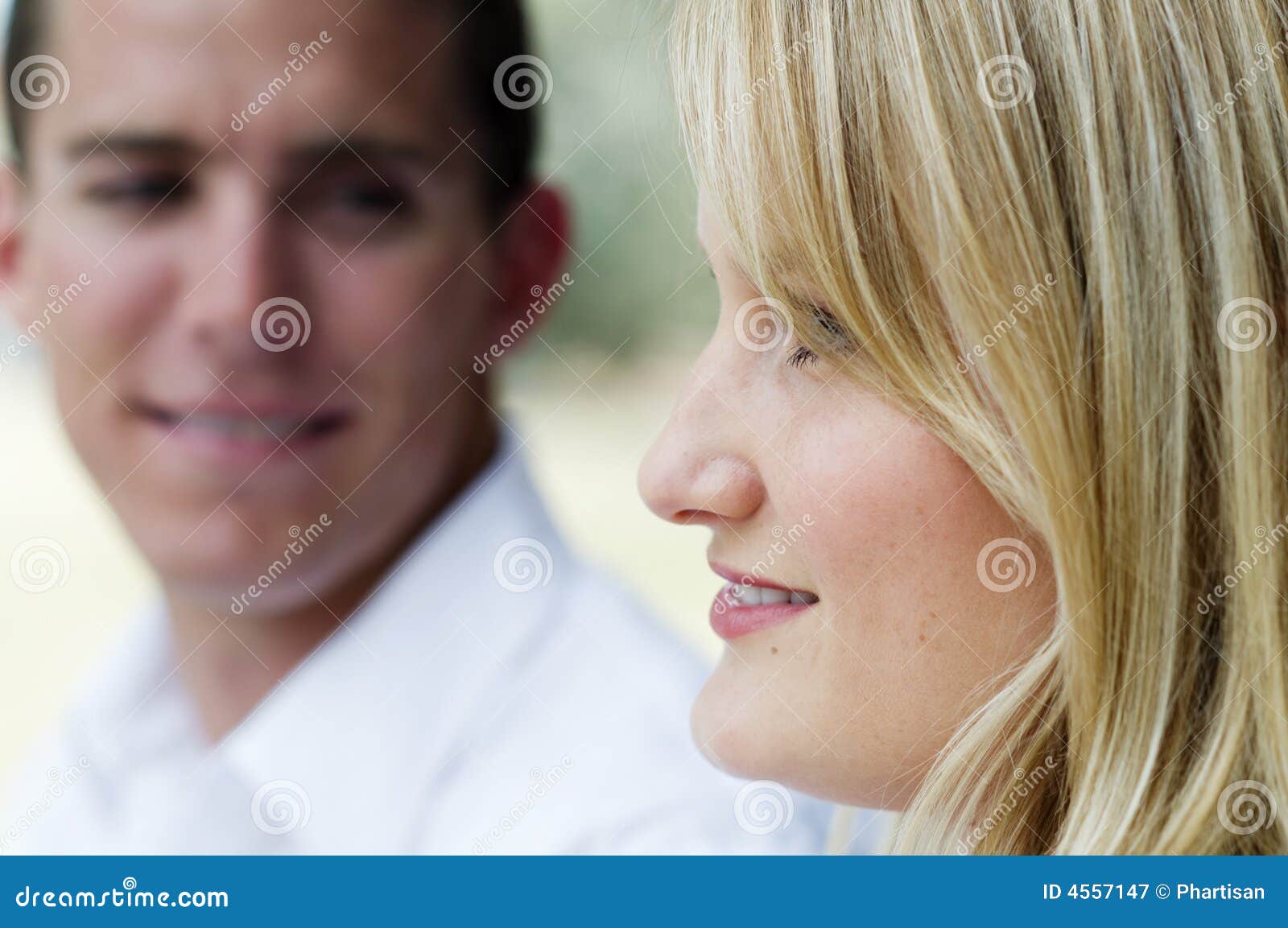 Jeunes Couples Dans Lamour Image Stock Image Du Amusement Bonheur